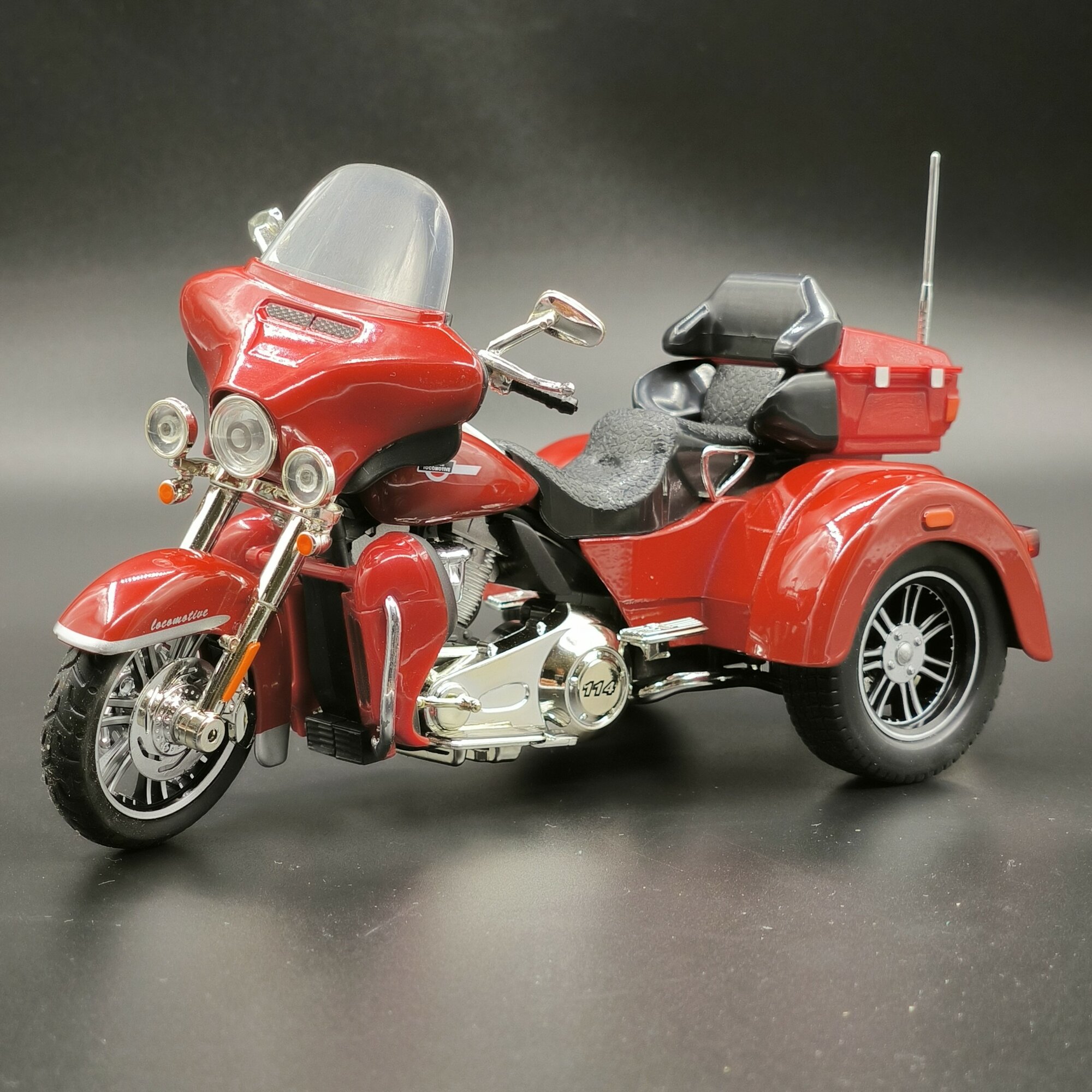 Металлическая модель мотоцикла Harley-Davidson Tri Glide Ultra Classic/ световым и звуковым сопровождением. Масштаб 1:12