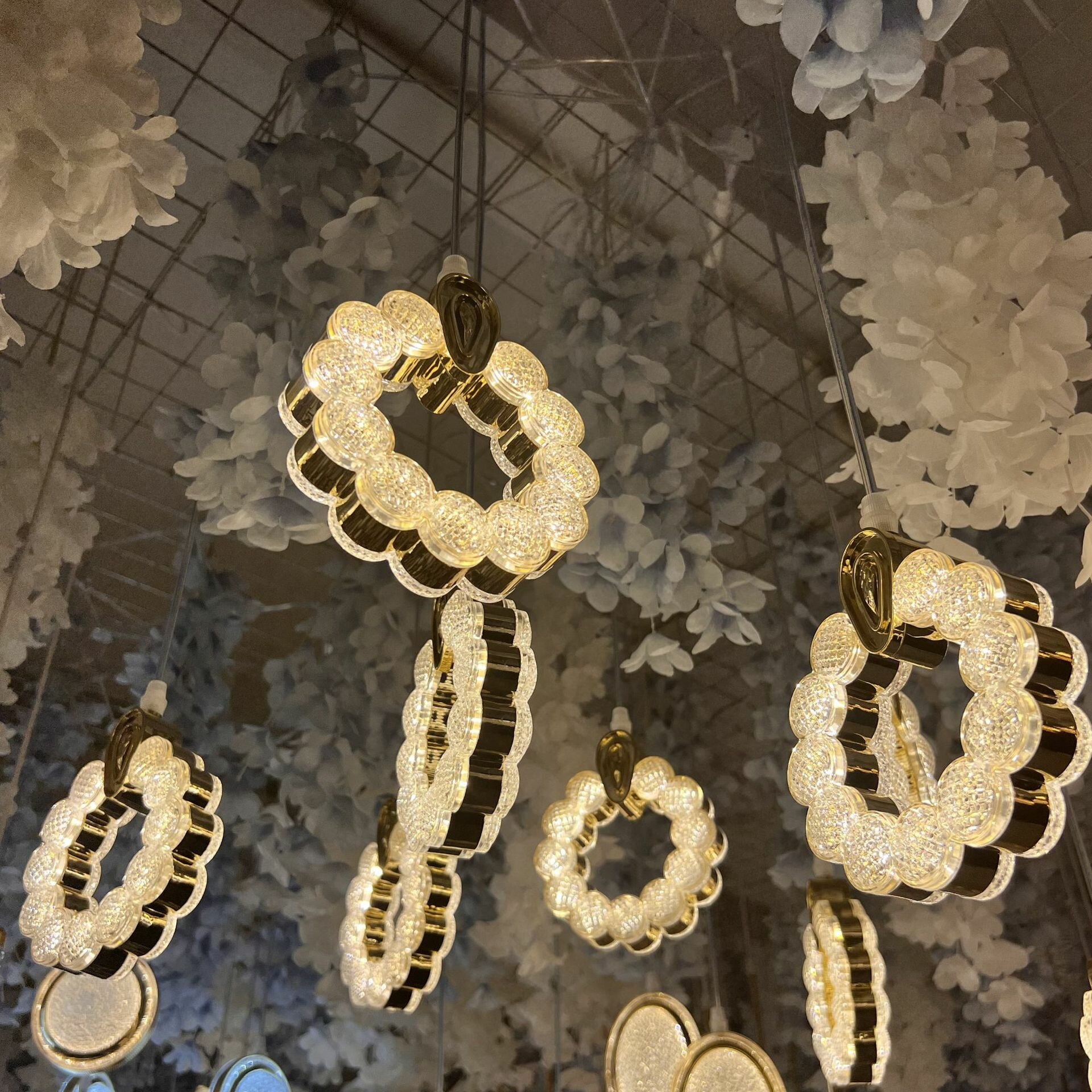 Свадебная и праздничная сцена, потолок отеля, 10-рожковая маленькая люстра, светящиеся декоративные подвесные элементы для свадебного банкета.