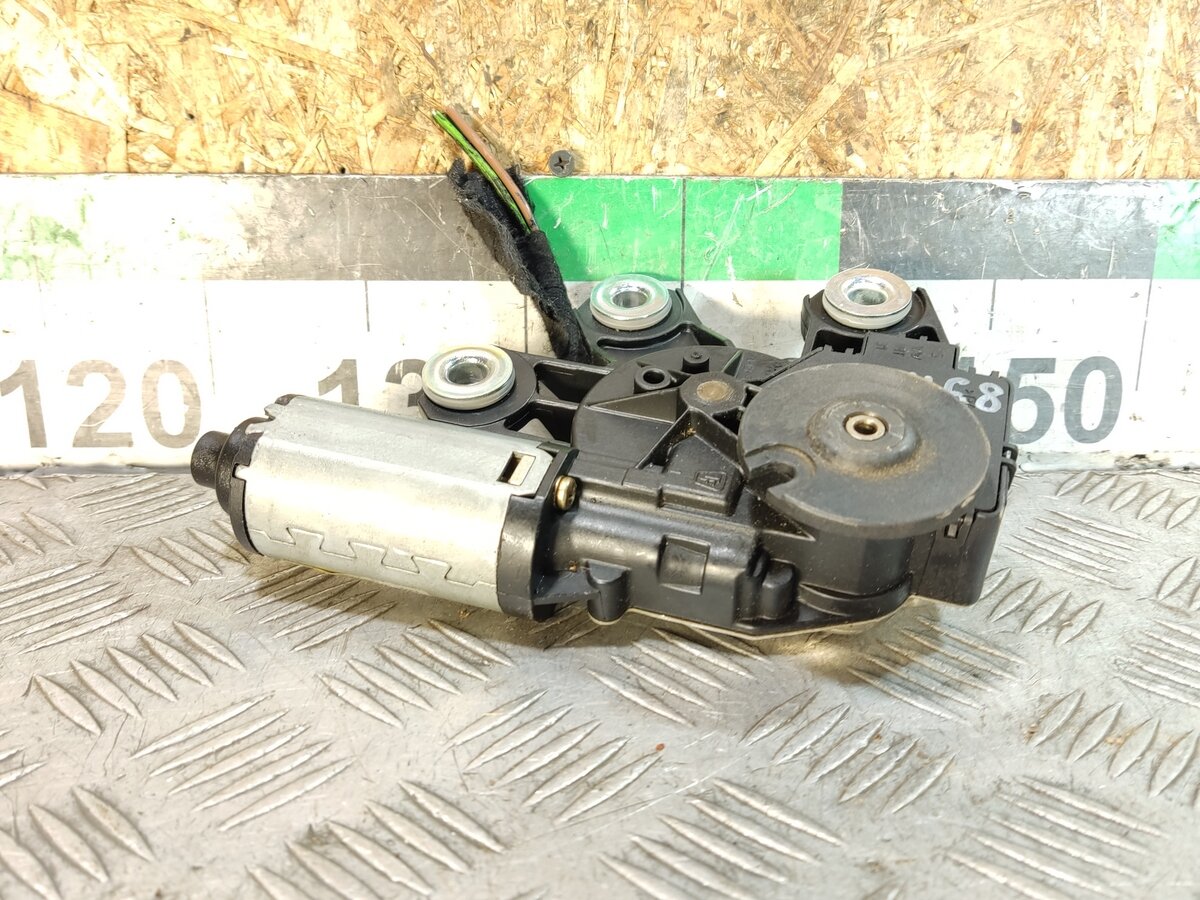 Моторчик стеклоочистителя задний VOLKSWAGEN Touareg 2002 2010 7L0955712C