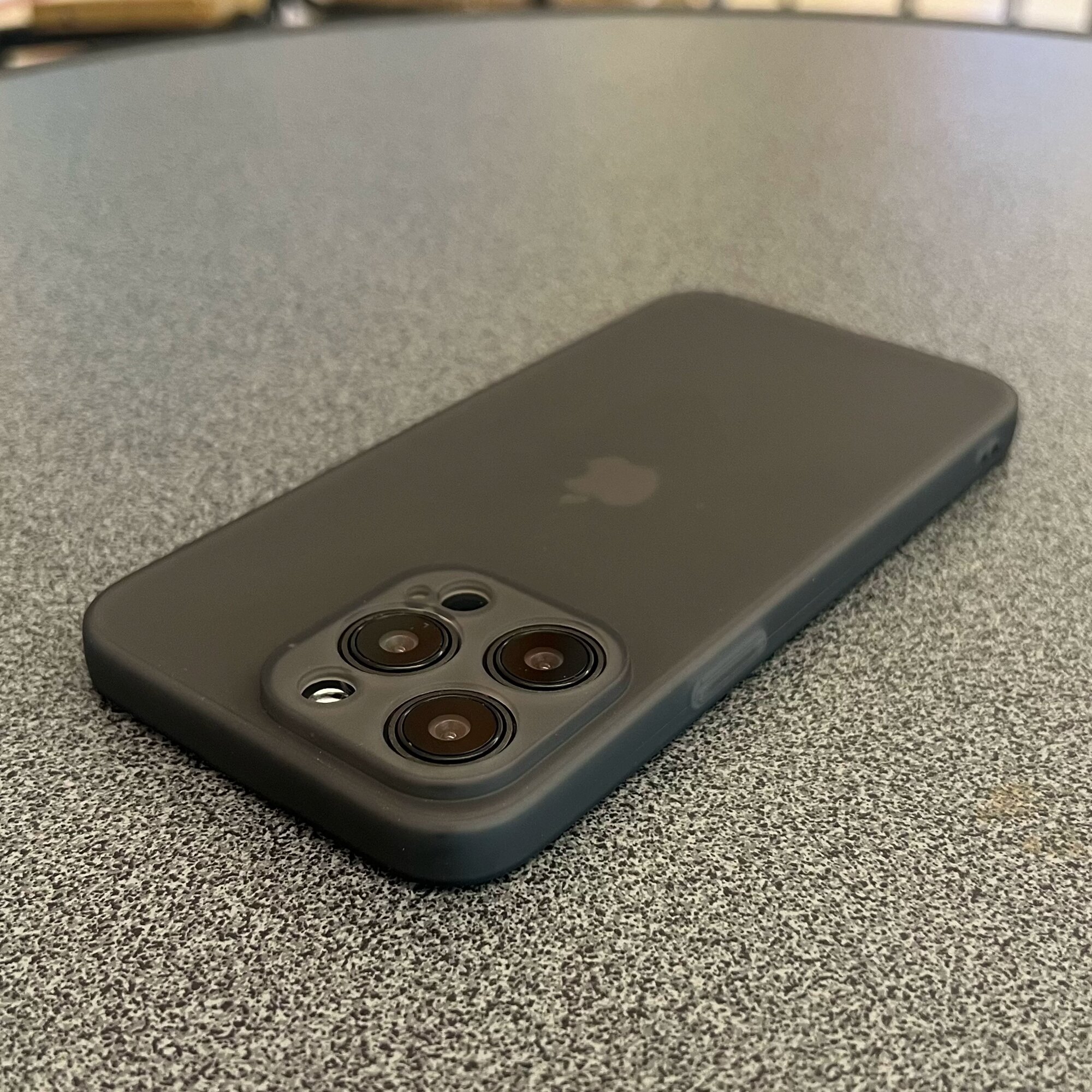 Чехол для iPhone 16 прозрачно-черный прямой край матовый мягкий противоударный с защитой от отпечатков пальцев