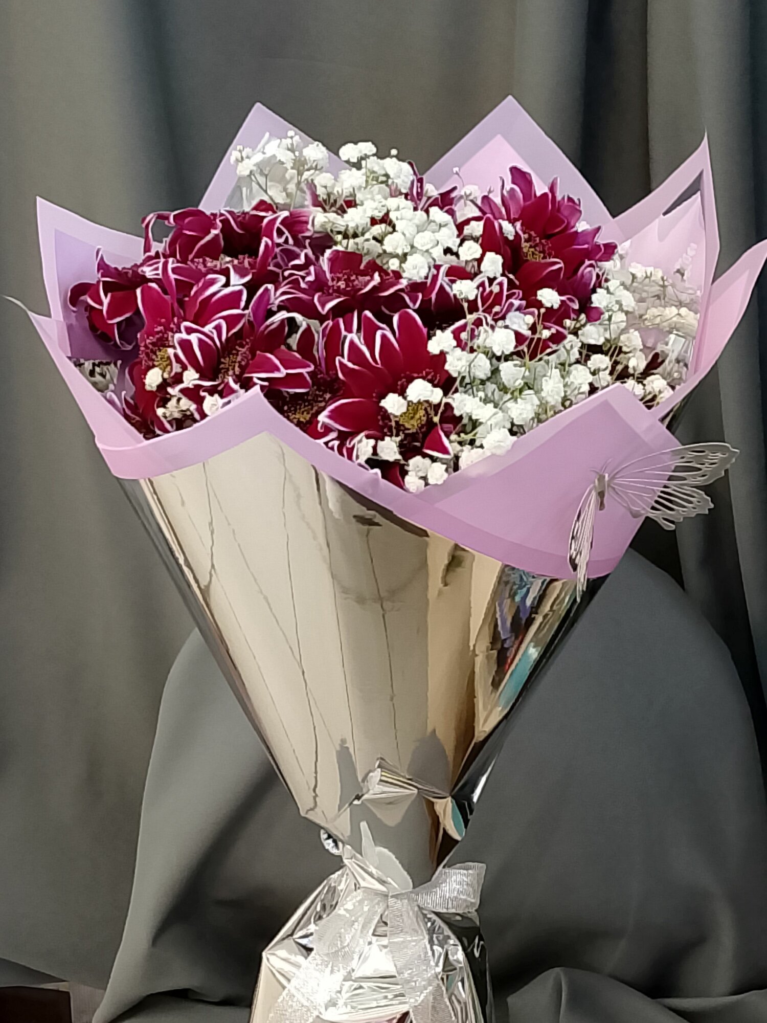 Букет цветов из кустовой хризантемы и гипсофилы "Серебро"