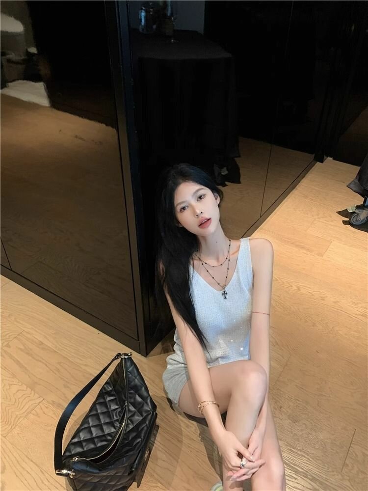 Летняя вязаная кофточка со стразами