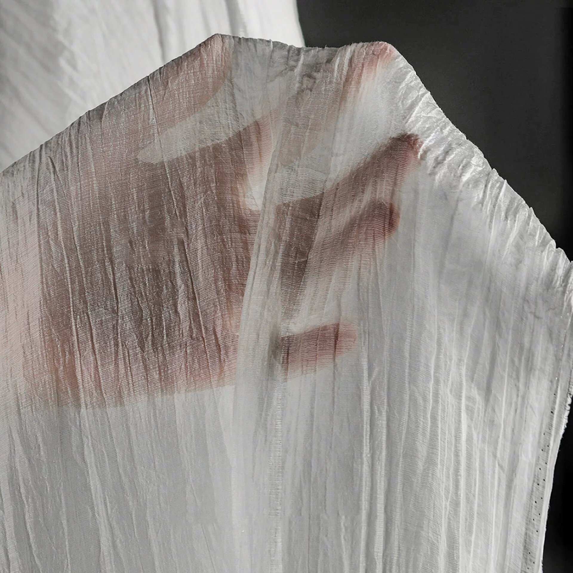 Темно-коричневая ткань из вискозы и хлопка с рельефной текстурой и мягким драпированием, плиссированная основа для