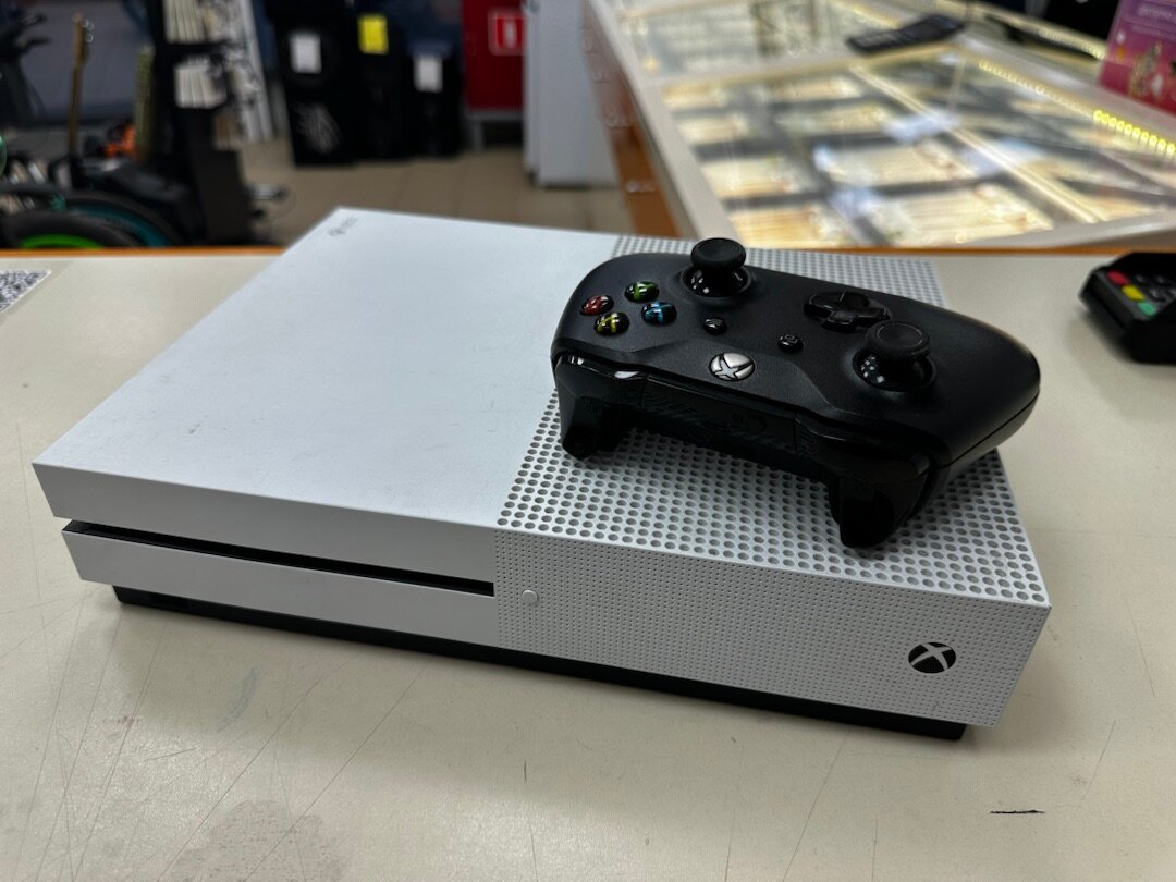 Игровая приставка Microsoft Xbox One S, Blu-ray, 500GB, белый + геймпад (б/у)