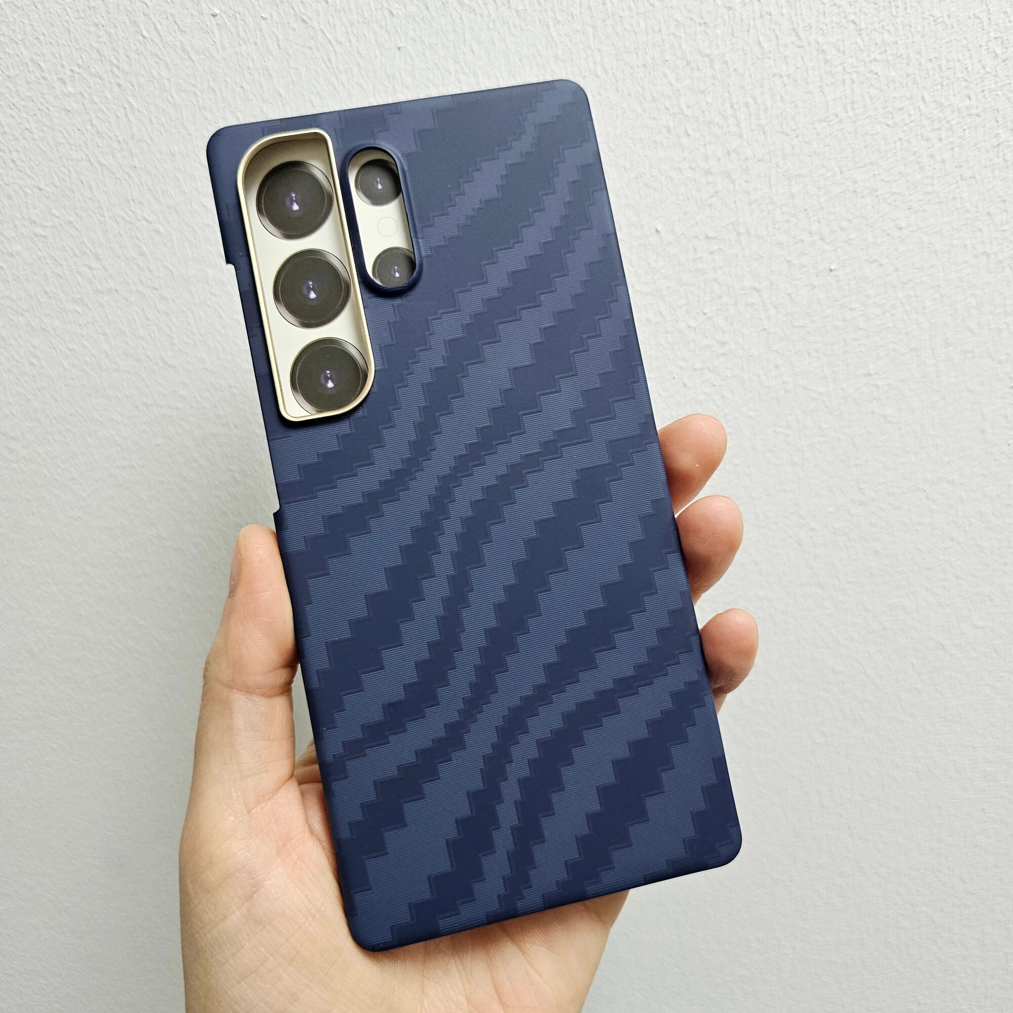 Чехол для Samsung S25 Ultra , карбон (синяя волна), KVZV