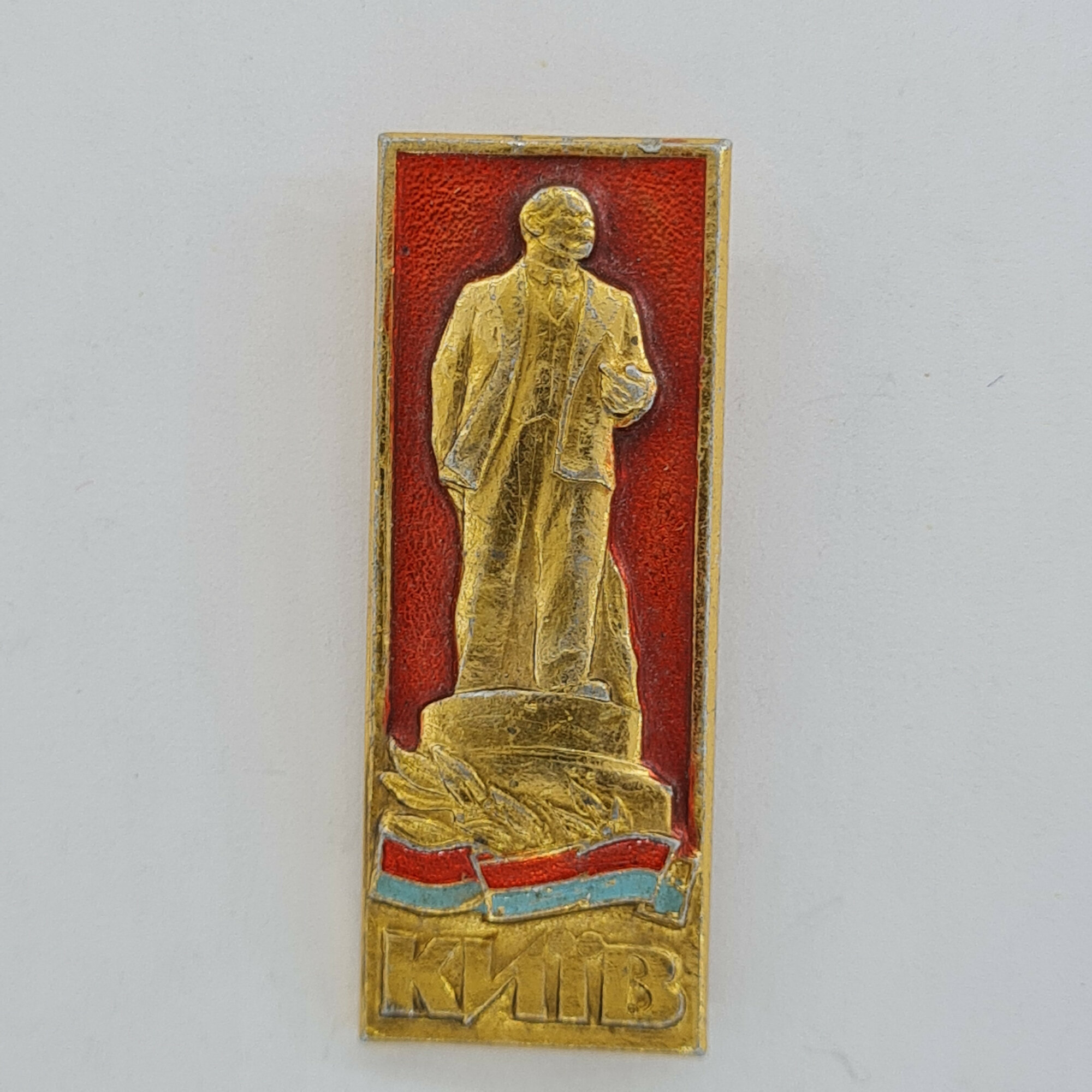 Значок СССР. Киев, памятник Ленину, город, красный фон. Винтажный значек.