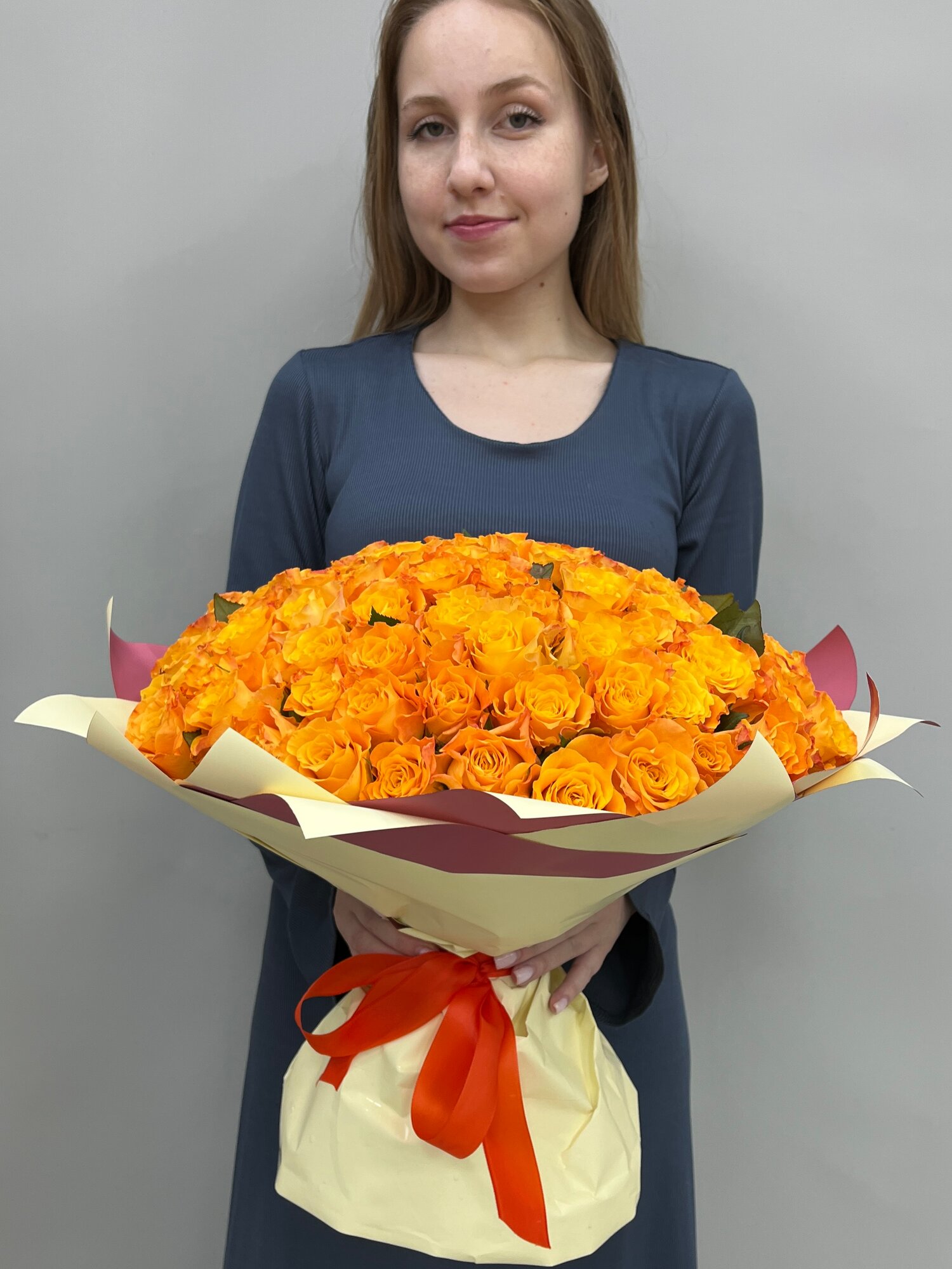 Букет живых цветов "Солнечный букет", 101 оранжевая роза, 40 см, на стеблях, в пленке, ROZA4U — фото 1