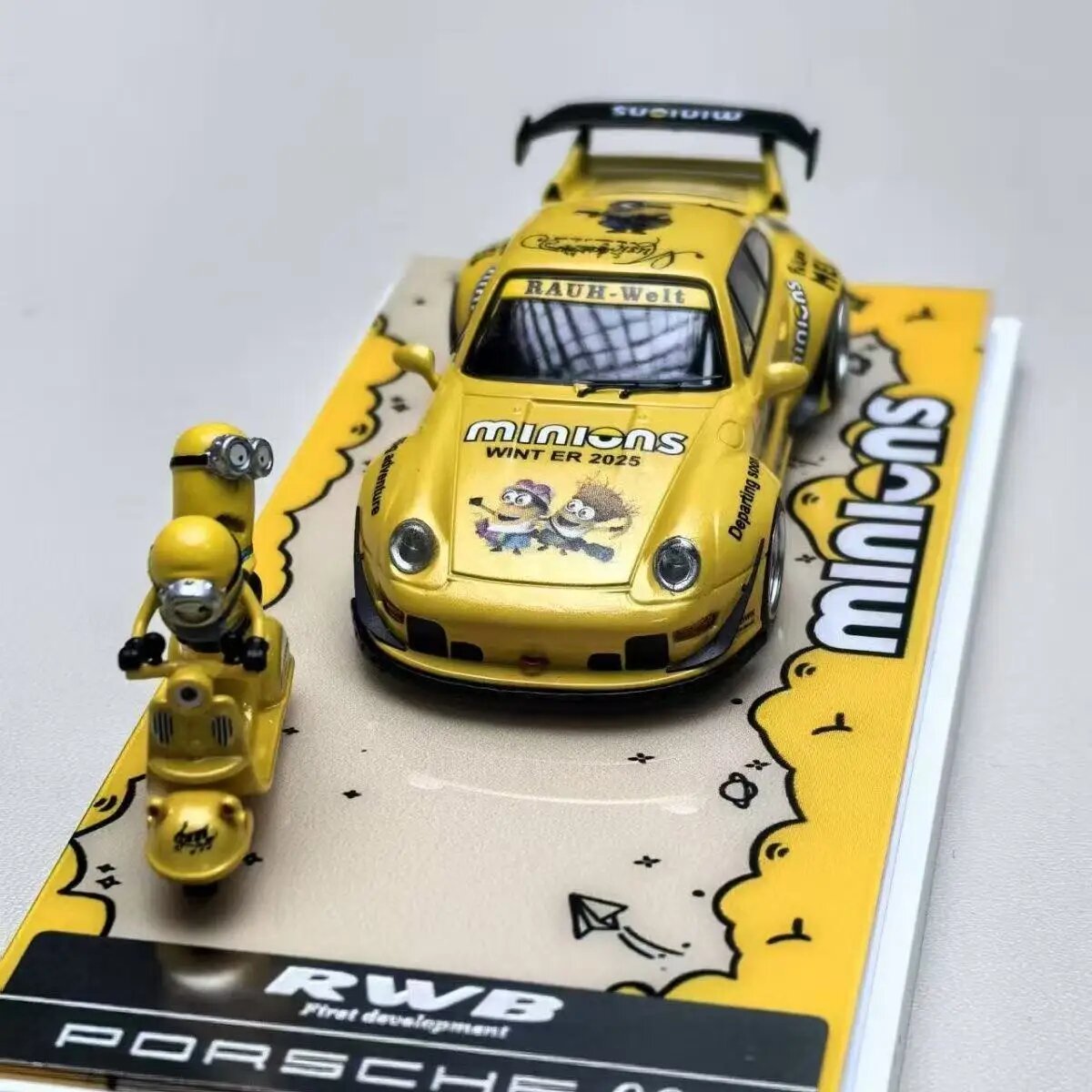 Коллекционная модель автомобиля TAKARA TOMY Porsche 964/993 RWB Minions Painting 1:64