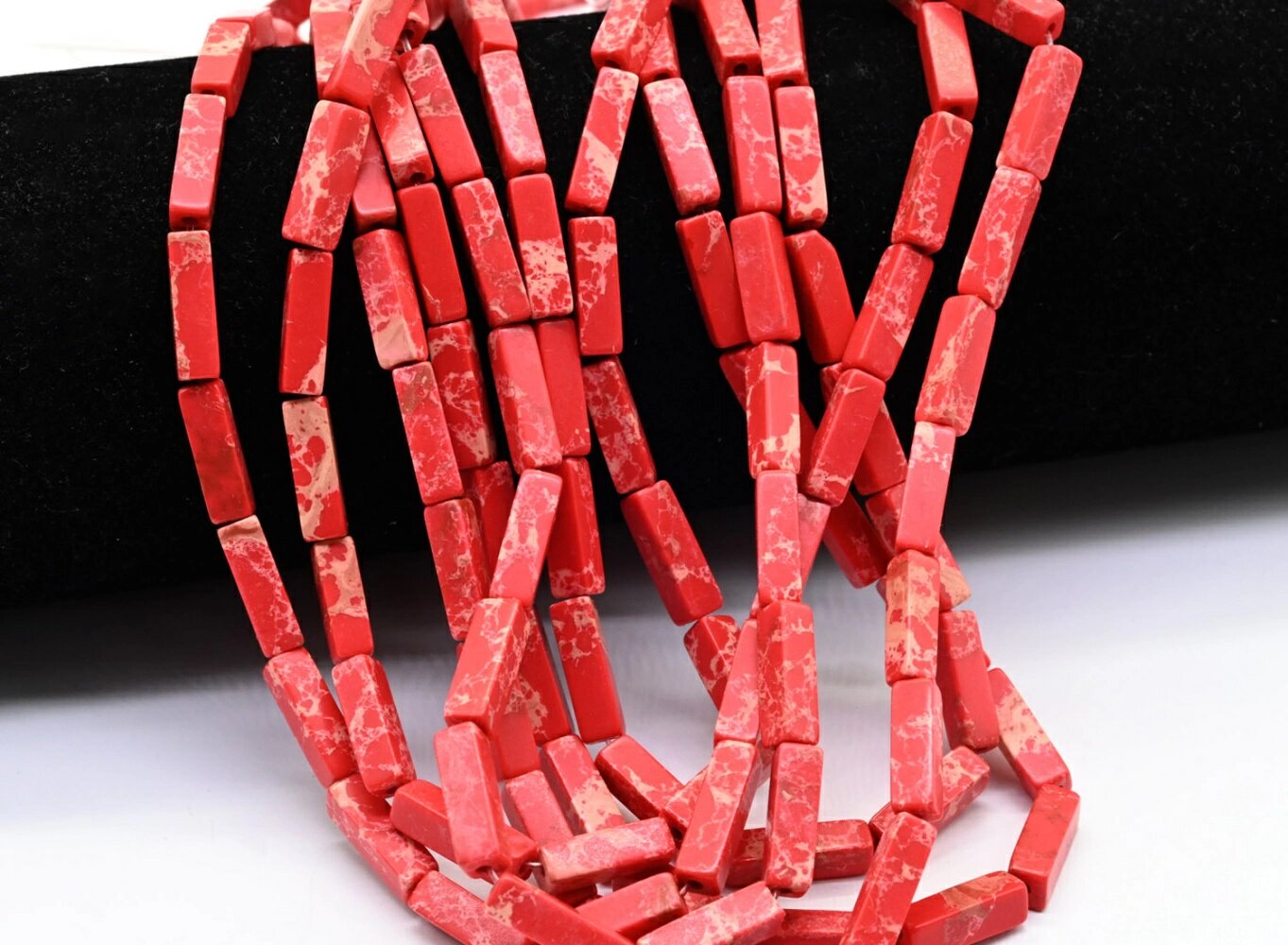 Бусины из варисцита брусок 4,5*13мм, цв. красный, 39см, 30 бусин Искусственный камень.