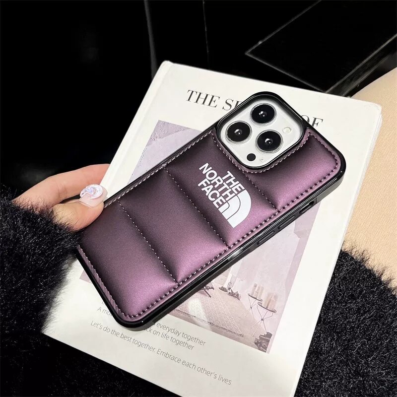 The North Face Темно-фиолетовый пуховик для iPhone 16 Pro Стильная повседневная зимняя одежда