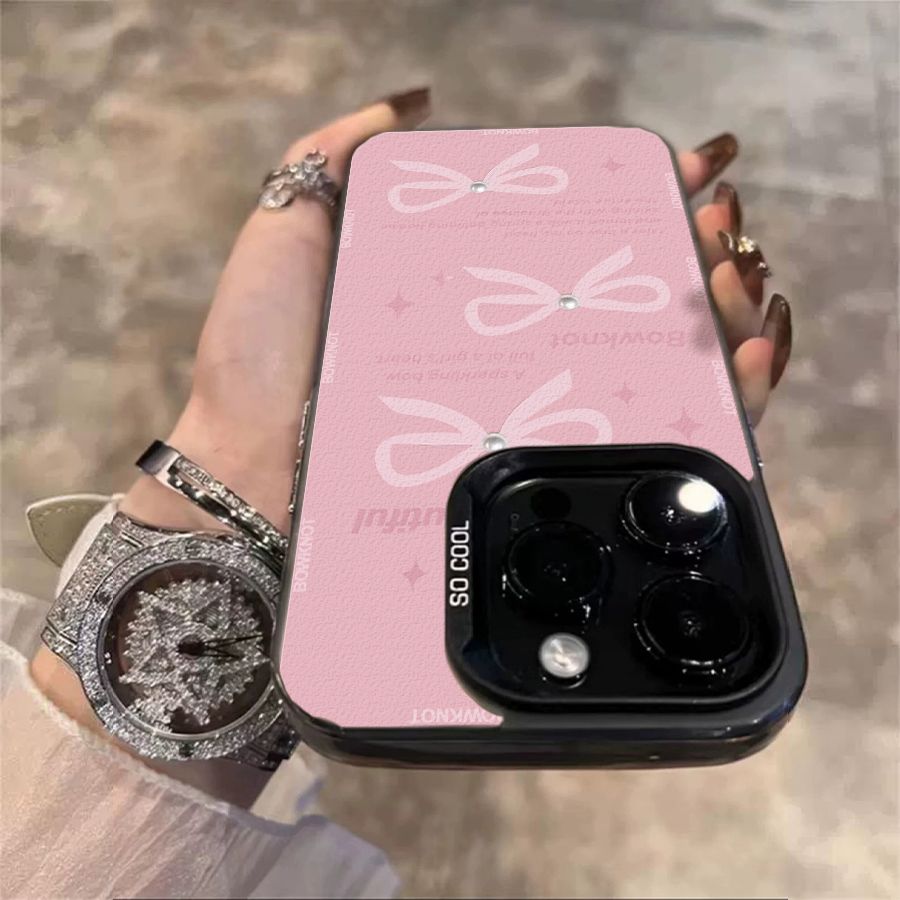 Чехол на Айфон 16 / iPhone 16 чёрный жемчужными бантиками