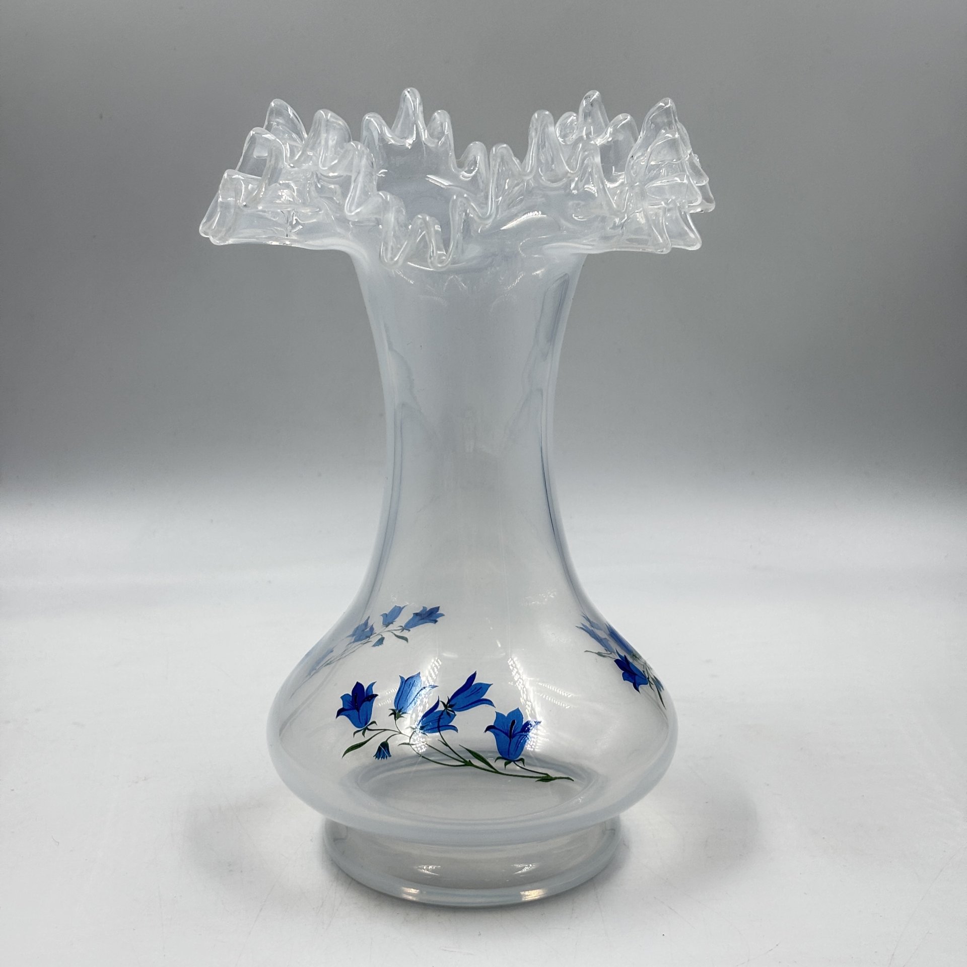 Вазочка "Bohemian glass" с фестончатым краем и декором в виде колокольчиков, стекло