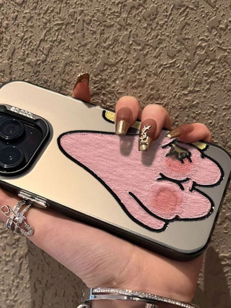 Чехол на Айфон 15 / iPhone 15 черный с забавный розовый персонаж в стиле текстильной аппликации на светло-сером фоне, создающий игривый и необычный образ.