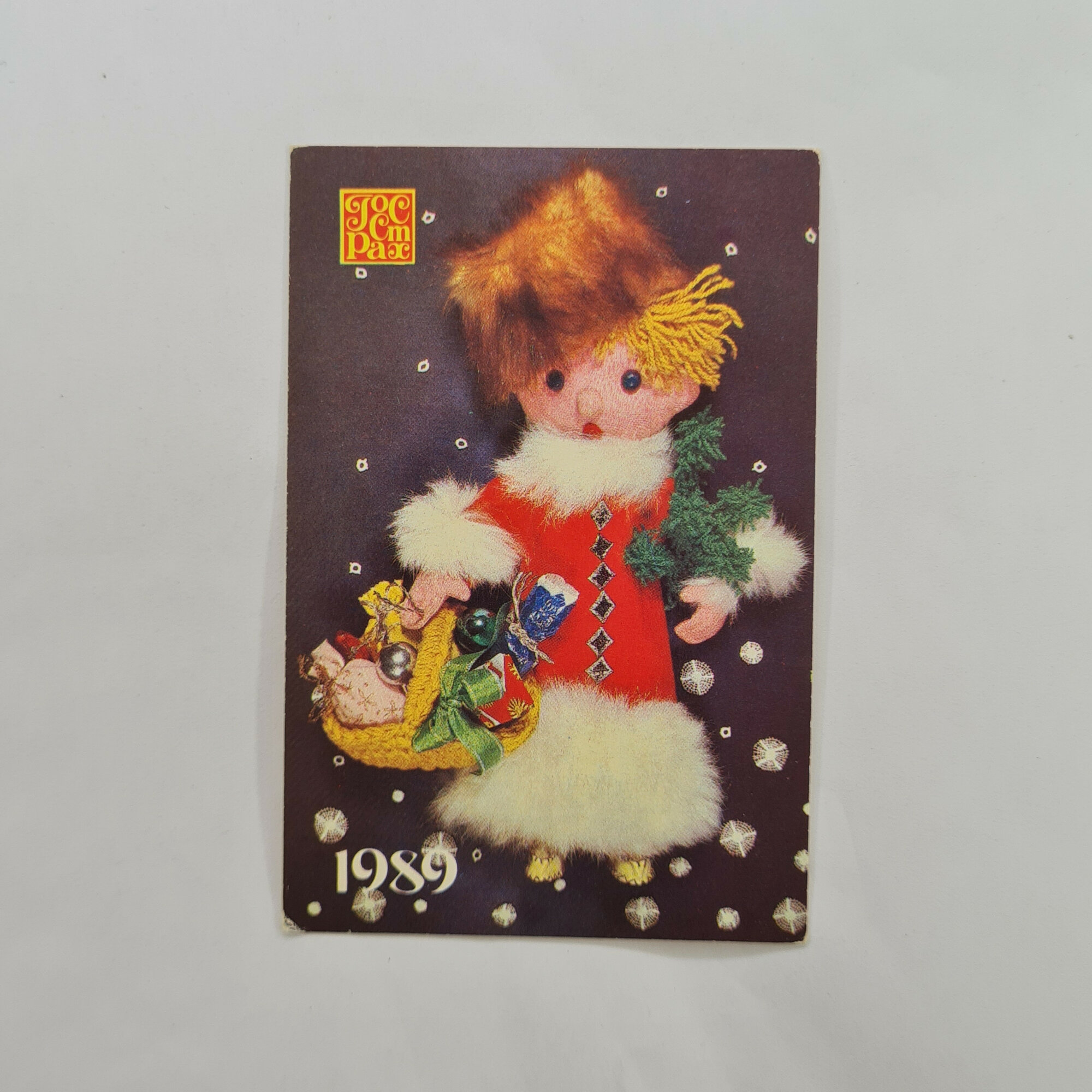 Карманный календарик 1989. Девочка с игрушками на фоне снежинок. Календарь винтажный
