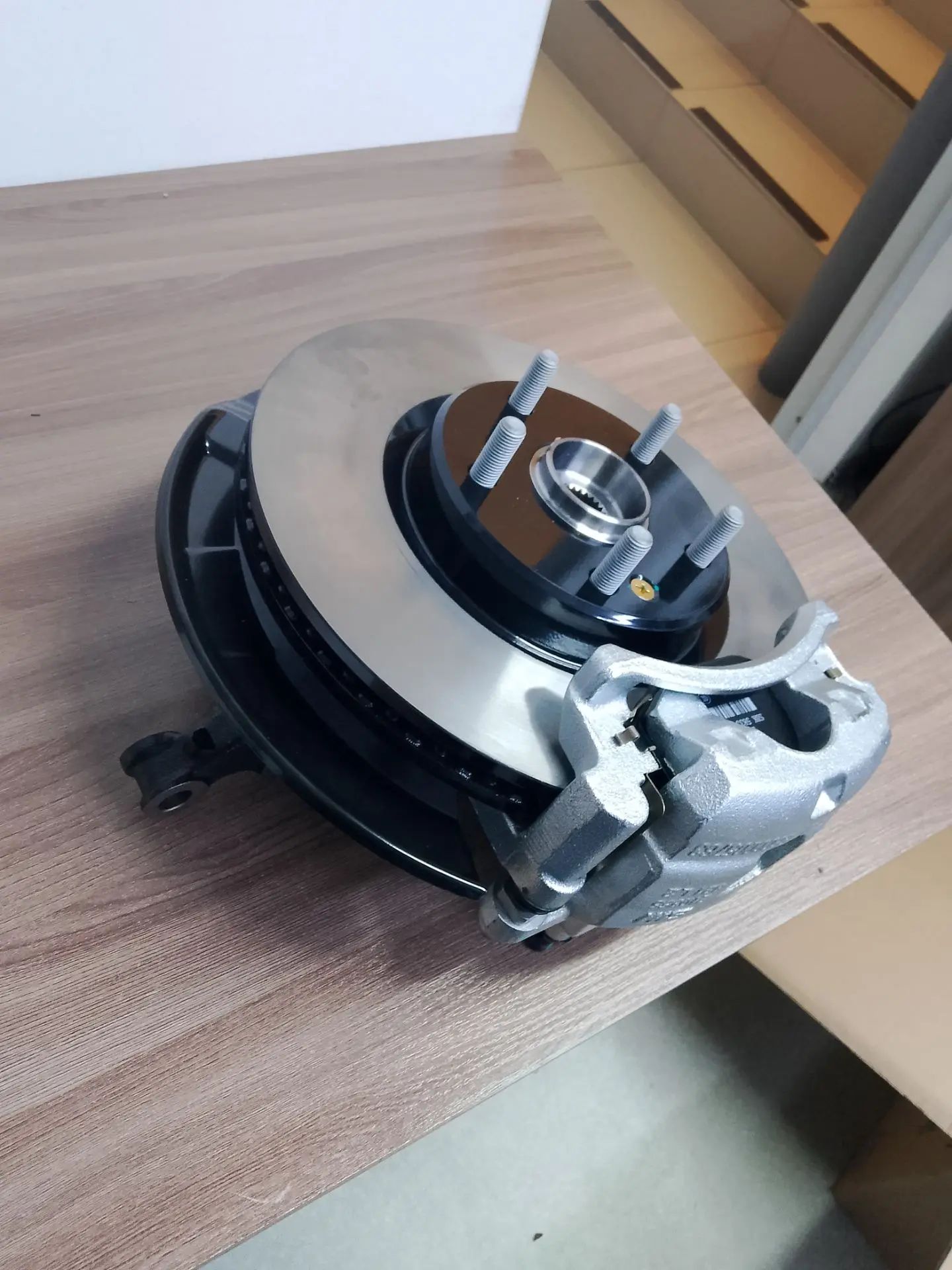Кулак поворотный передний левый Geely Coolray 4048077200936