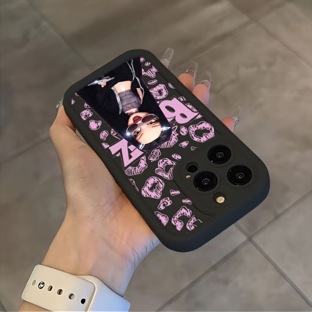 Чехол на Редми Note 14 4G / REDMI NOTE черный противоударный чехол с розовым принтом в виде куклы Bratz и звериным орнаментом, усиленная защита камеры и усиленные углы