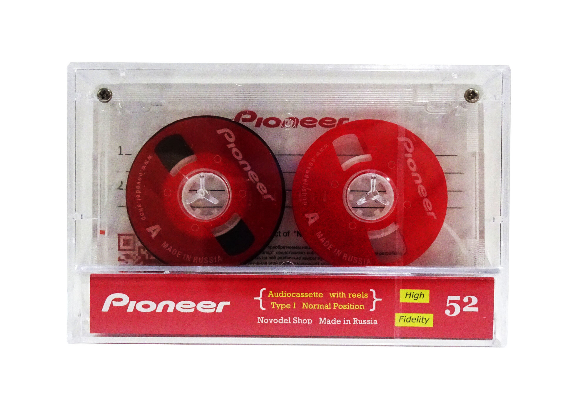 Аудиокассета "Pioneer 52" с красными катушками и с логотипом "Novodel Shop"