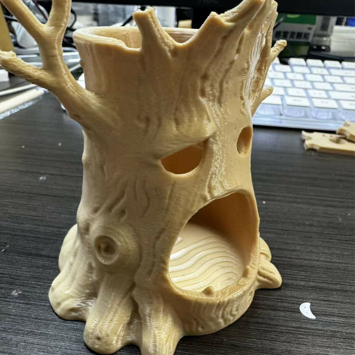 Новый трансграничный продукт: подсвечник в виде 3D-печатного деревянного монстра (Q_Craft) от производителя.
