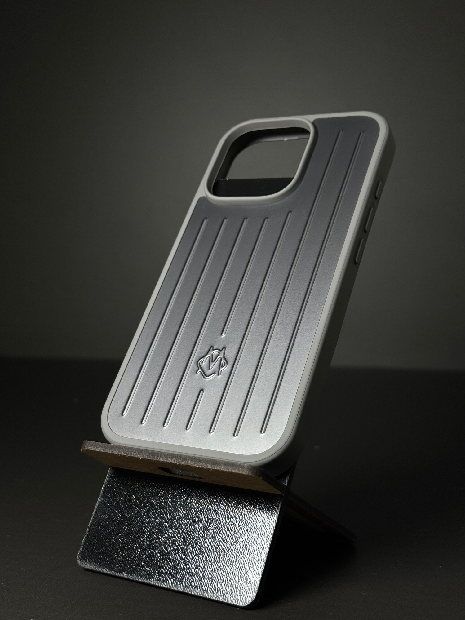 Чехол Rimowa Айфон 16 Про / чехол Rimowa iPhone 16 Pro, серый