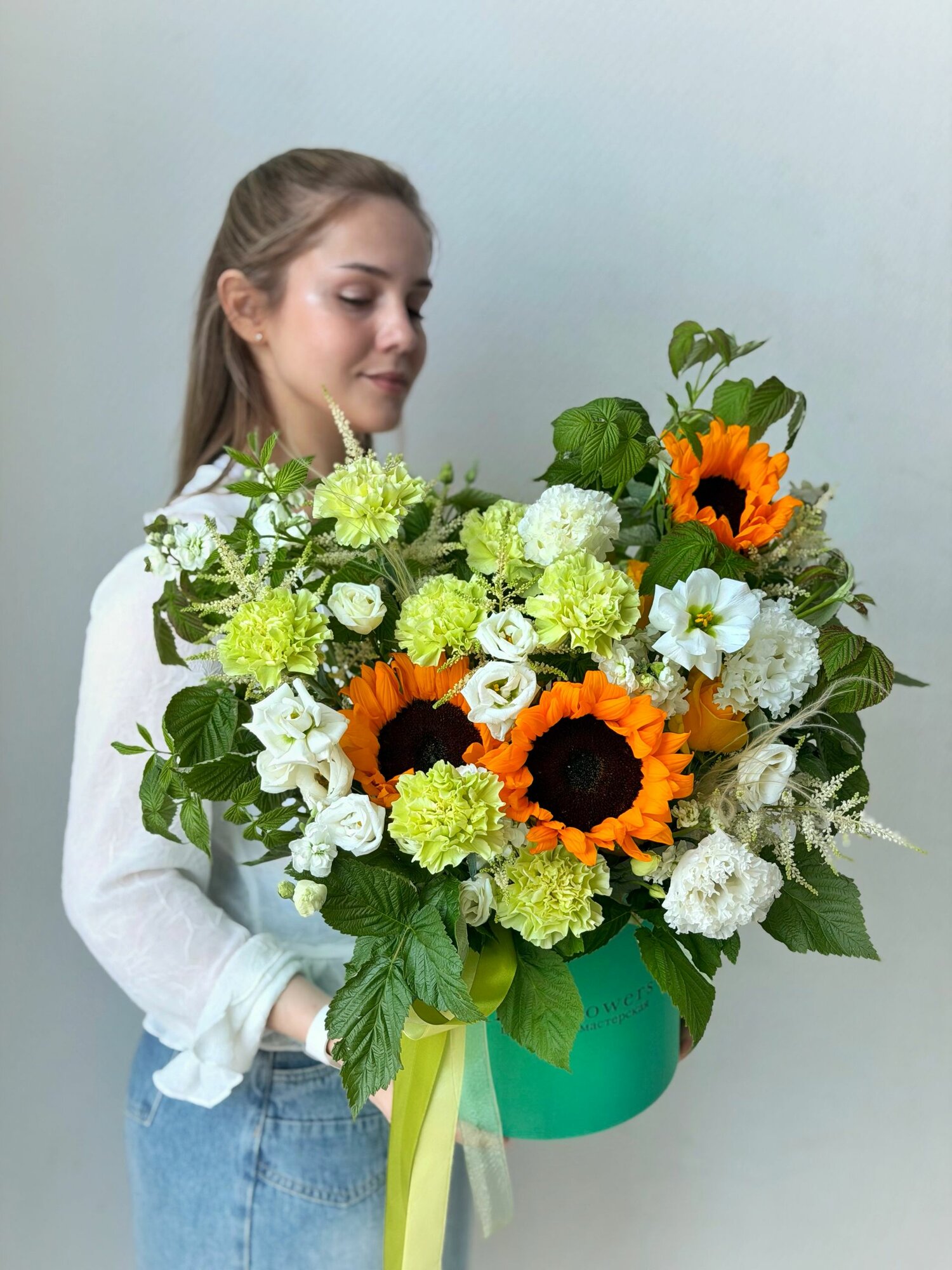 Стильная летняя композиция с подсолнухами и малиной, 1 сентября, день рождения