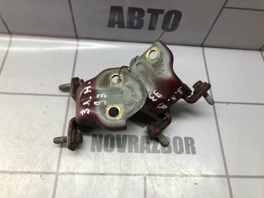 Петля двери Mitsubishi Lancer CB 92-00