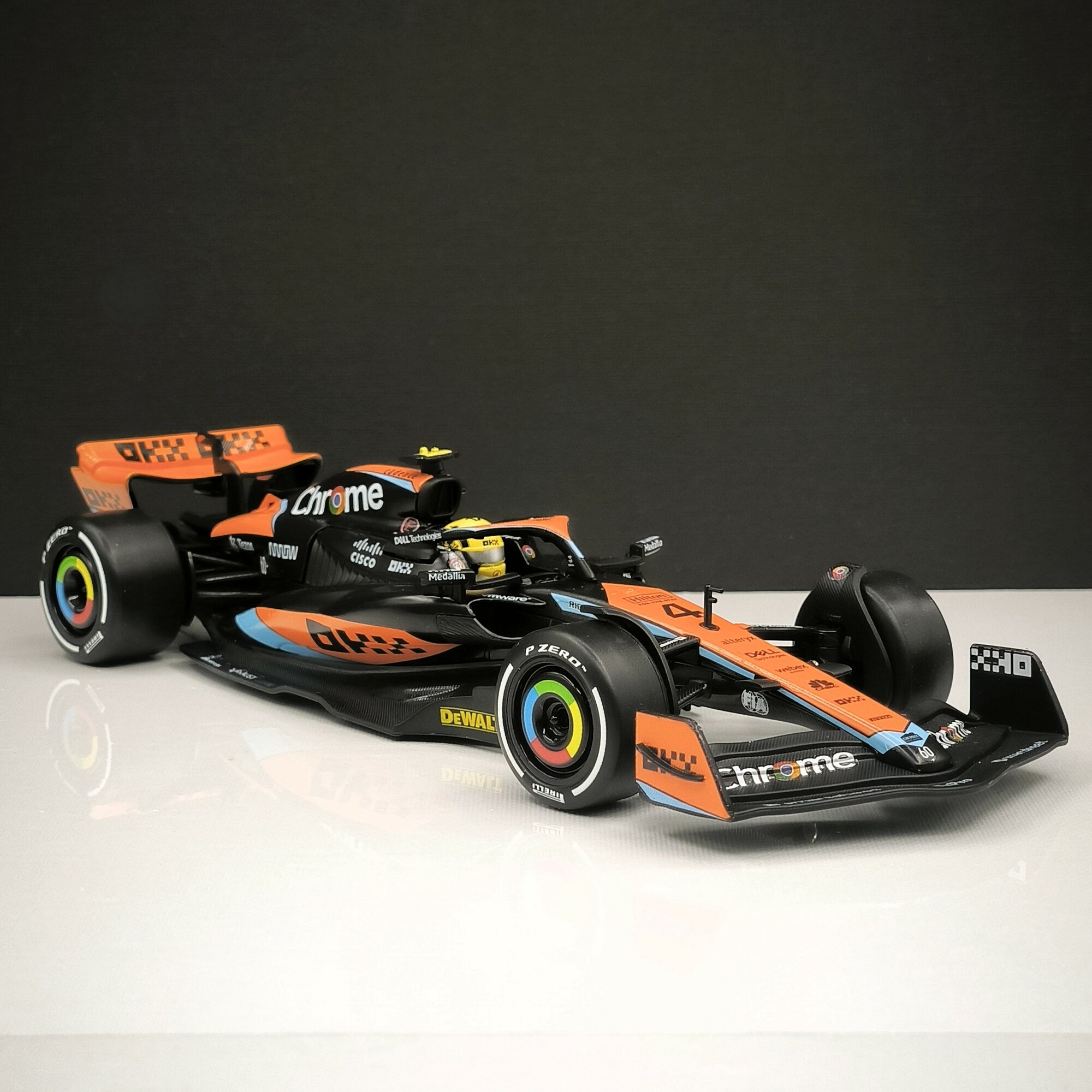 Металлическая модель автомобиля Формулы 1 McLaren MCL 60. Масштаб 1:24