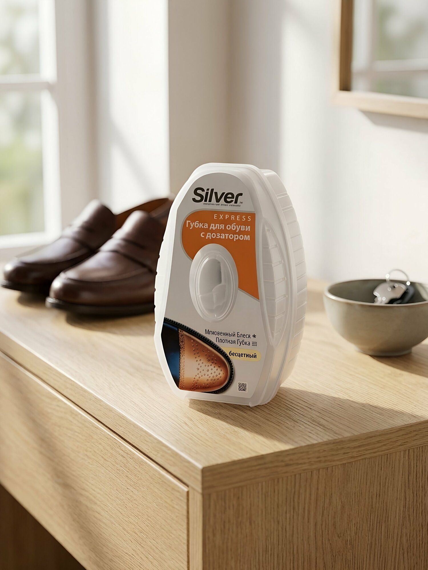 Губка для обуви Silver Professional с дозатором, 6 мл, бесцветная, антистатик для ухода за кожаными изделиями и аксессуарами.