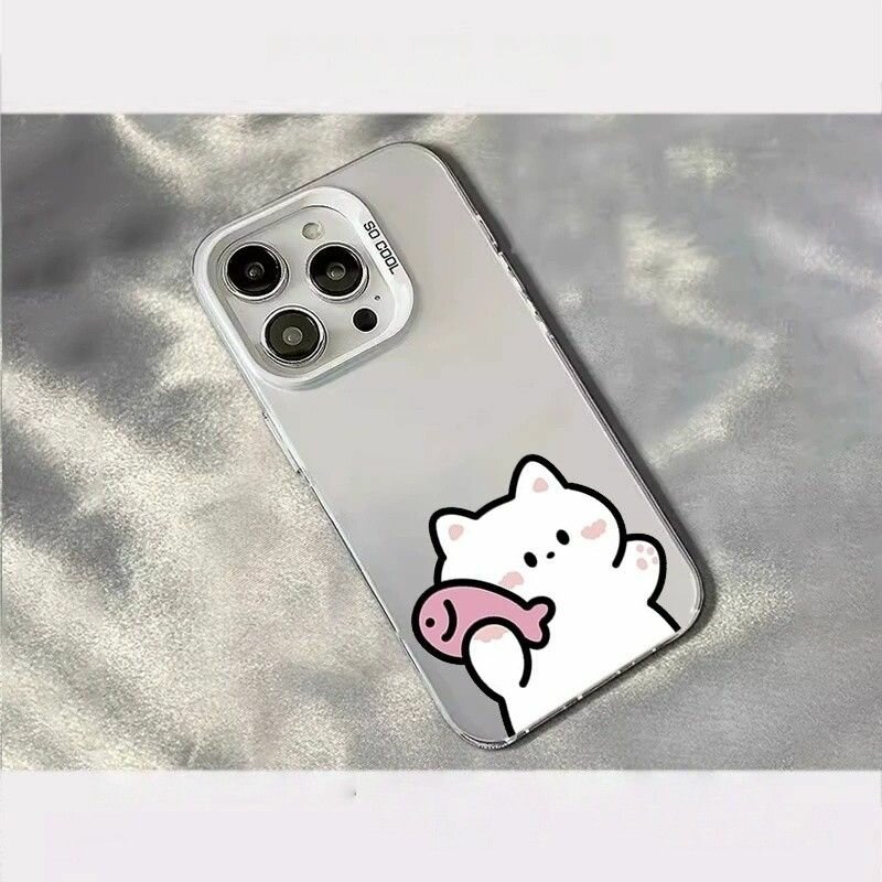 Чехол на Aйфон 13 / IPHONE 13 белого цвета с принтом котика с рыбкой антиударный с амортизацией