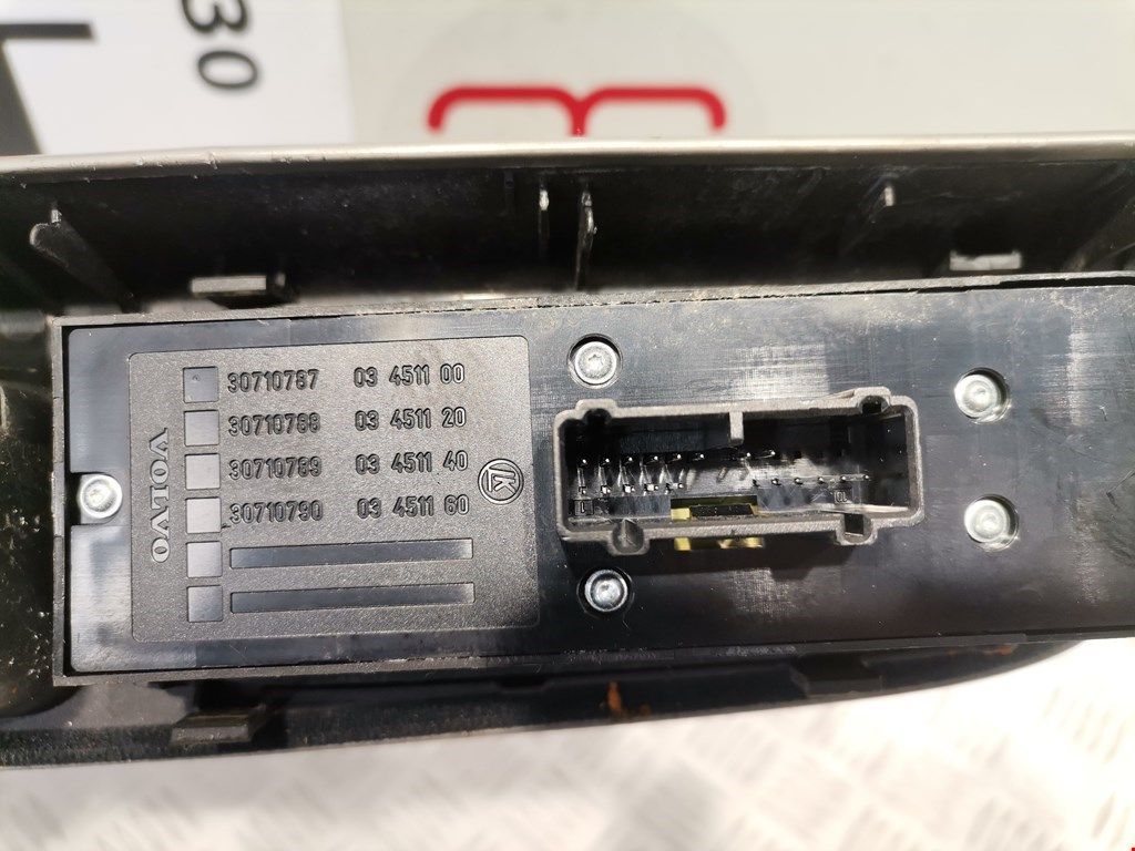 Блок управления стеклоподъемниками / 1451687 30710787 30773427 для Volvo V50 1 (с пробегом)