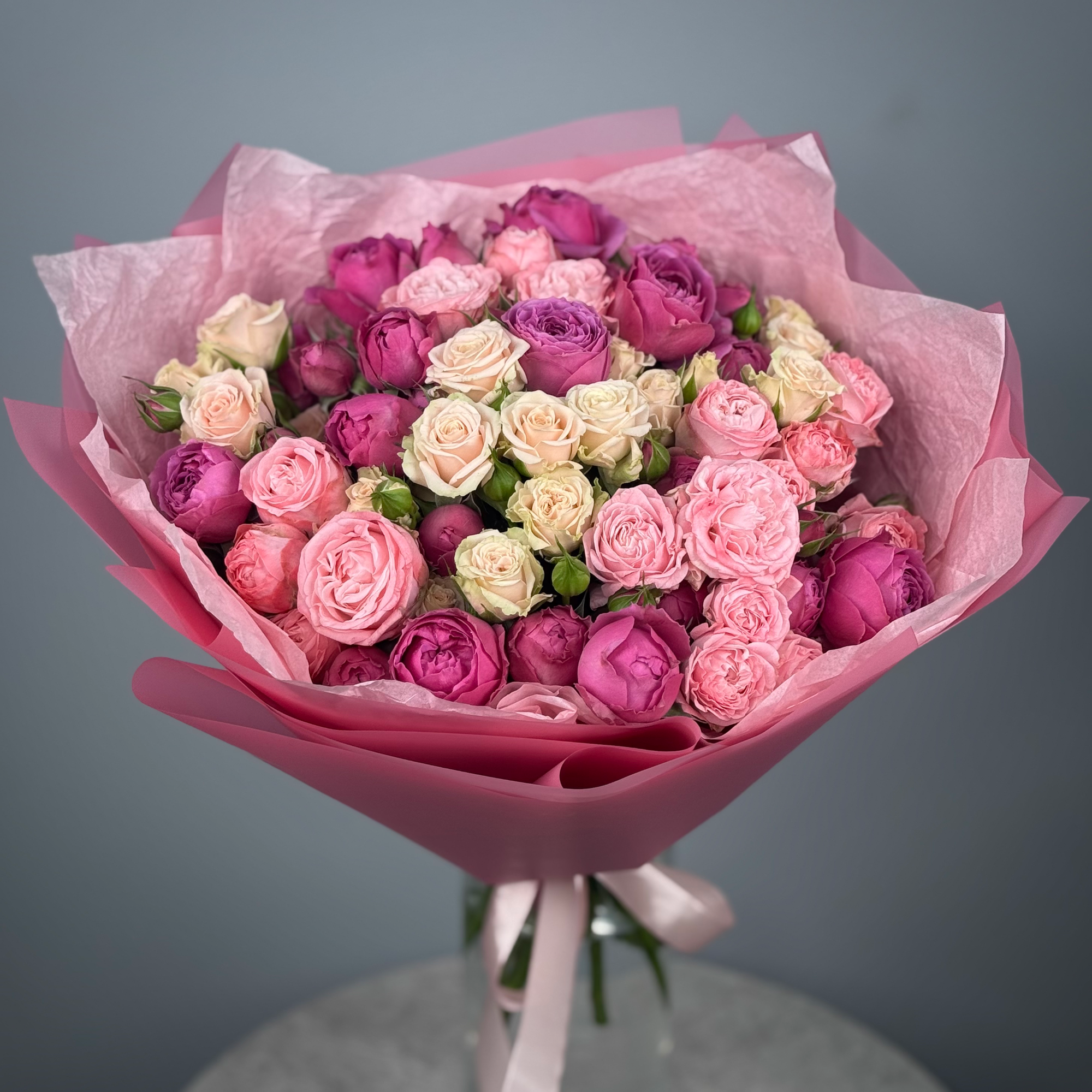 Букет из 15 кустовых пионовидных роз микс в стильной упаковке. «365 Поводов» - живые цветы с доставкой