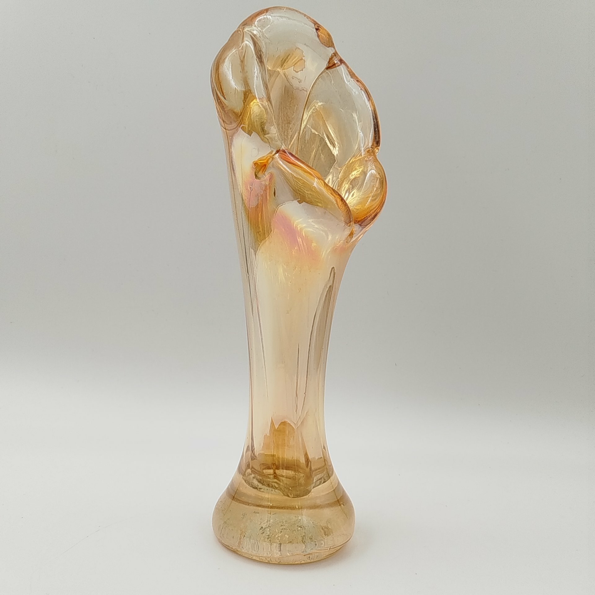 Ваза "Калла" карамельного оттенка, цветное стекло, гутная техника, СССР, 1970-1990 гг.