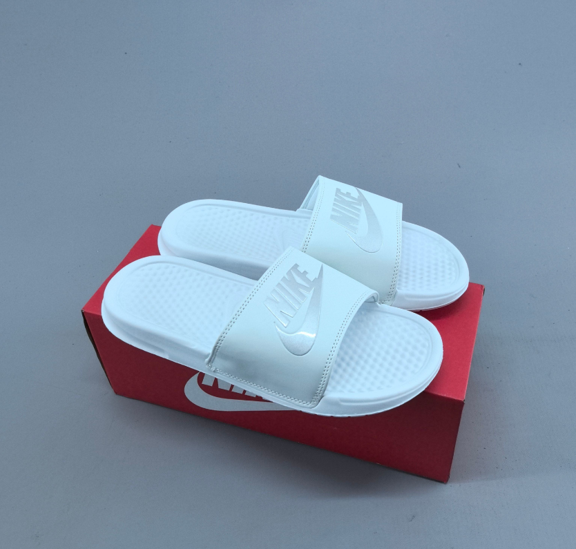 Стильные тапочки NikeBENASSI SWOOSH, подходящие как для мужчин, так и для женщин.