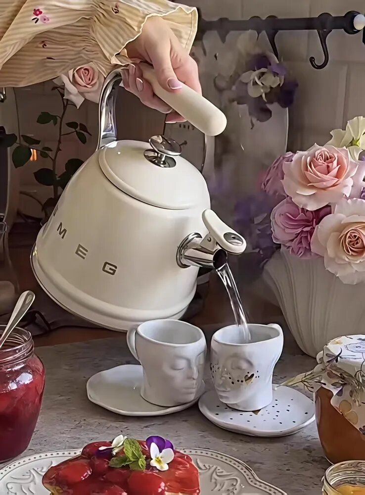 Чайник SMEG CKLW2001WH, 2.3 л, кремовый, индукционный, для плиты, со свистком