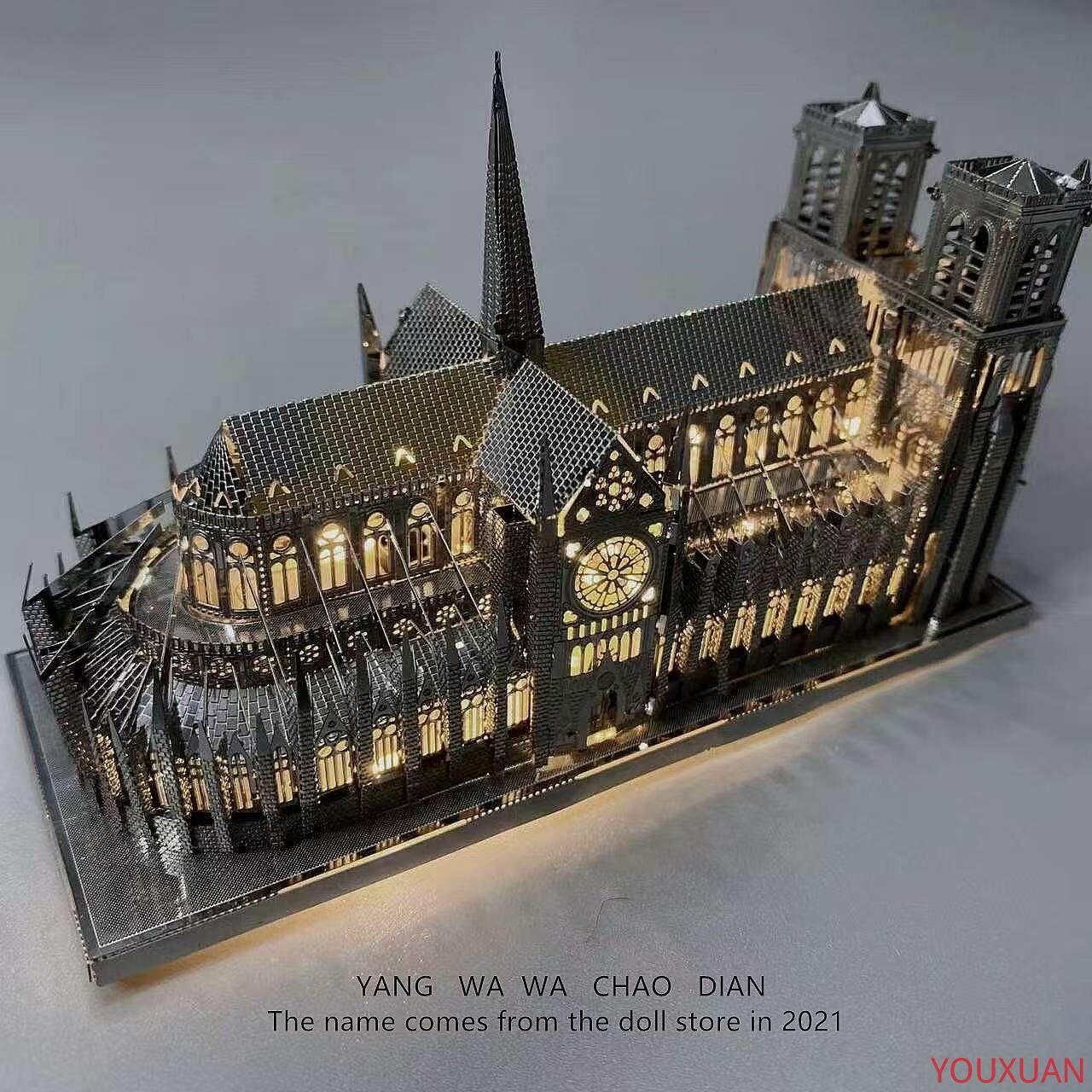 Металлическая 3D-модель собора Нотр-Дам с сборочным набором и освещением