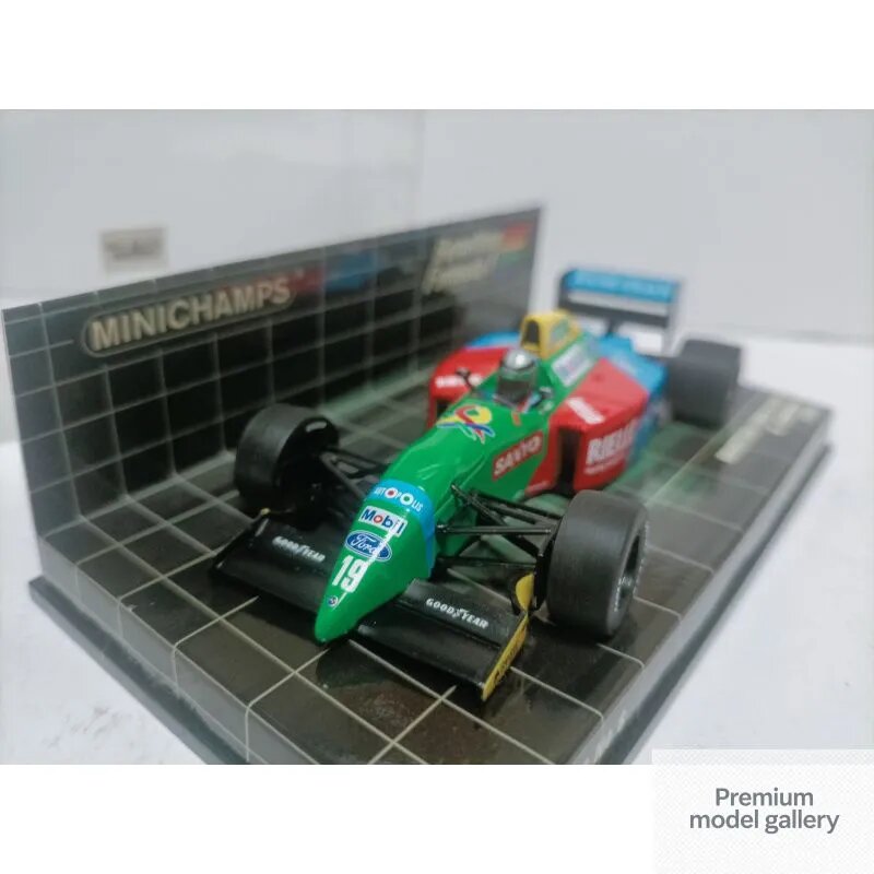 Модель Minichamps в масштабе 1:43: гоночный автомобиль Формулы-1 Benetton Ford B190, 1990 год