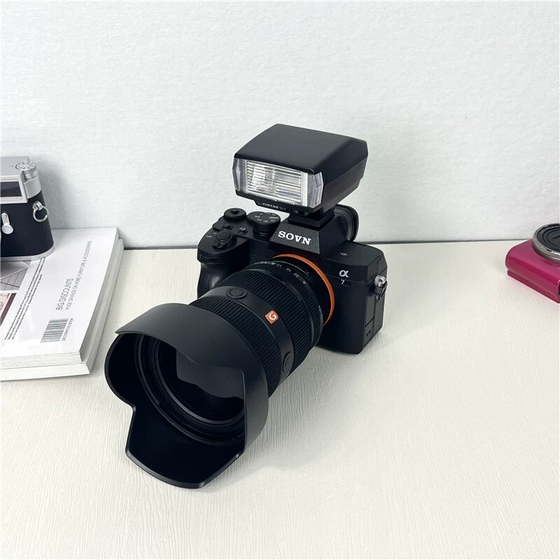 Модель камеры Sony A7M4 с черной линзой и малым вспышкой для фотостудии