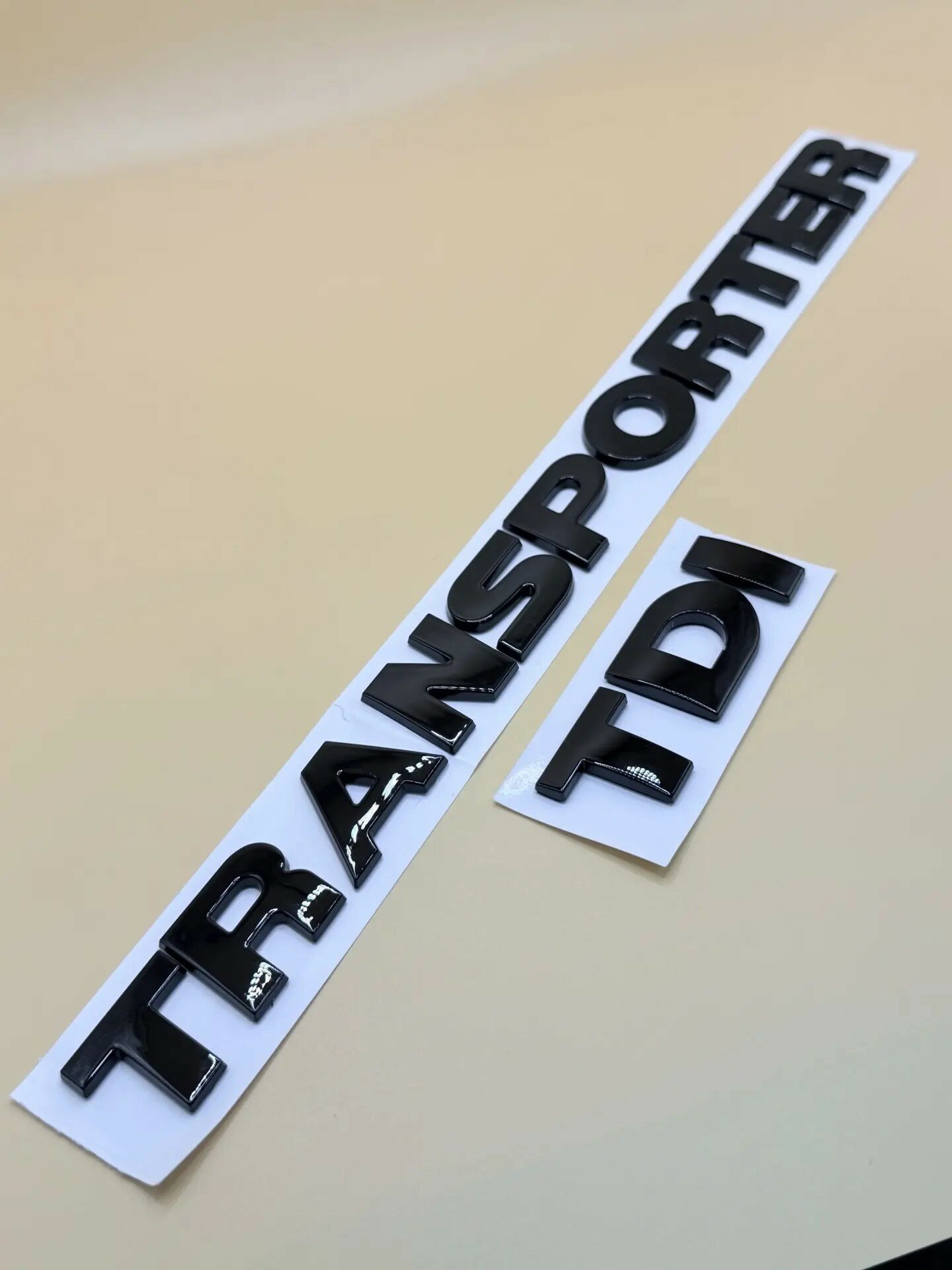 Шильдик надпись на авто Transporter + TDI Black Черный Глянец