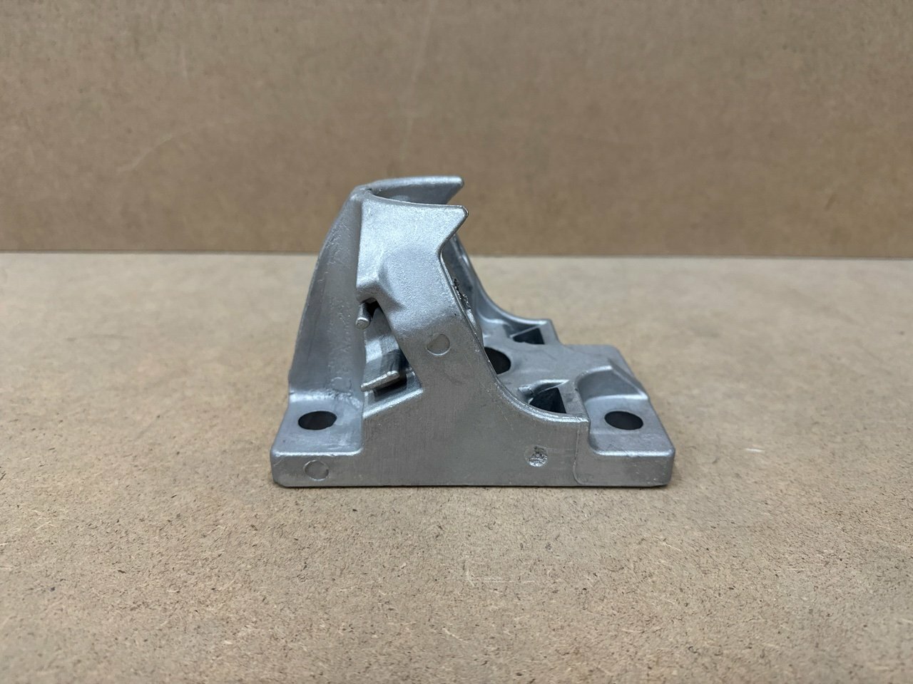 Кронштейн заднего крыла VOLVO RENAULT FH FM PREMIUM MAGNUM (вольво рено)