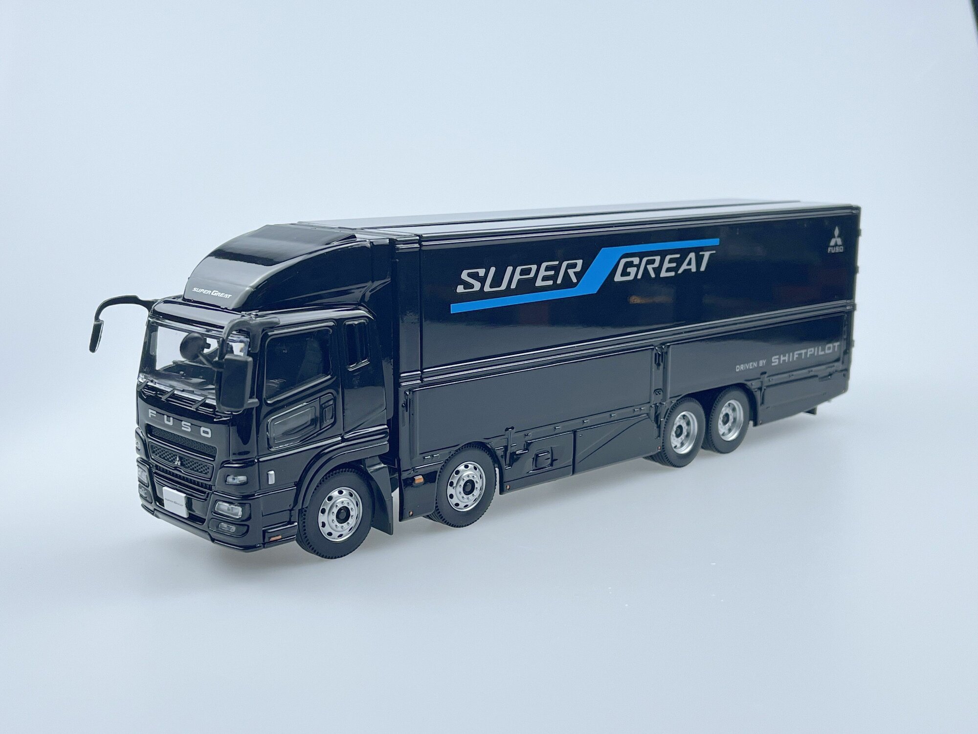 Модель грузового автомобиля Mitsubishi FUSO SUPERGREAT Box Van в масштабе 1:43