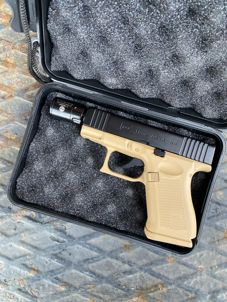 Зажигалка газовая Glock 17 (Глок 17) без газа, песочная, турбо, с насадкой-глушителем, в подарочном кейсе