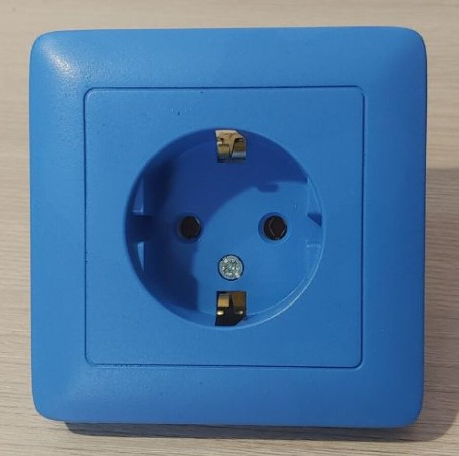 Розетка однопостовая с заземлением RS16-134 небесно-синего цвета