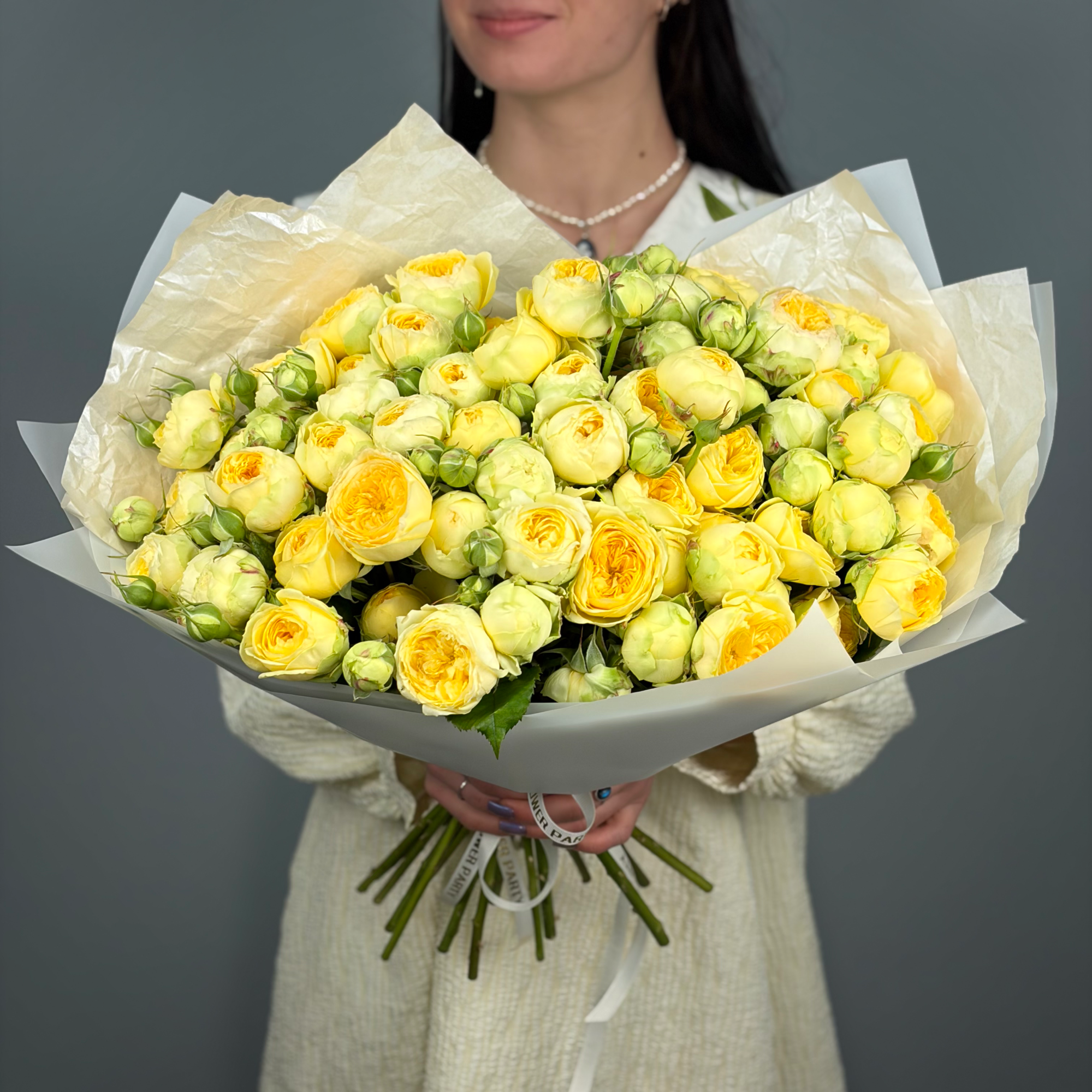Букет из 21 желтых пионовидных роз в стильной упаковке. «365 Поводов» - живые цветы с доставкой