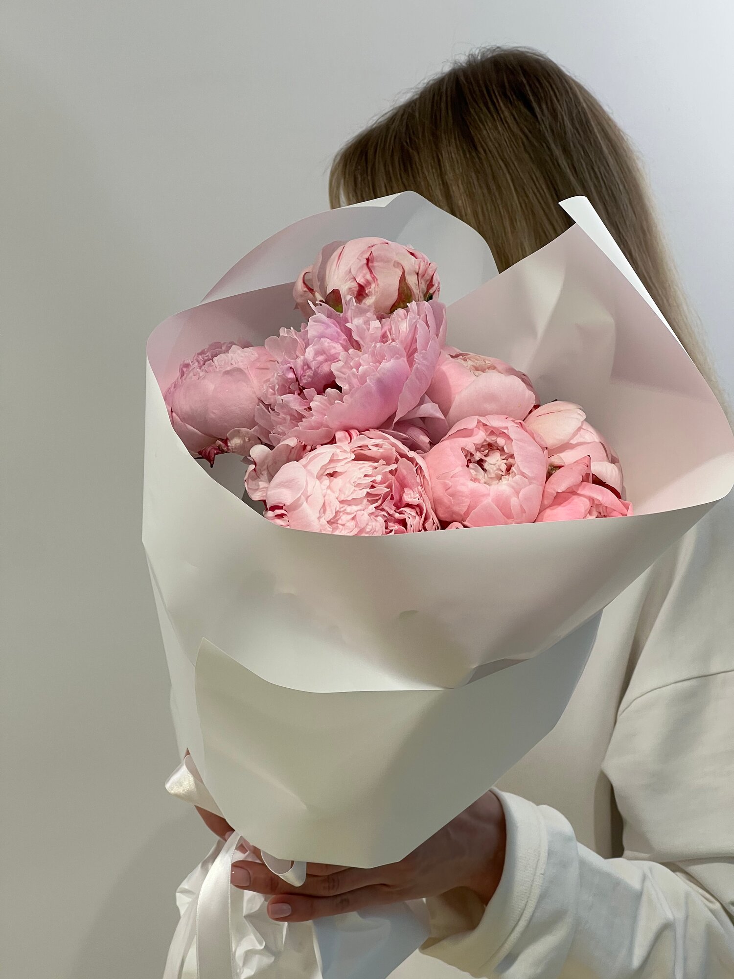 «Первое облако. Премиум» — Монобукет из 9 крупных пионов в белой бумаге под ленту