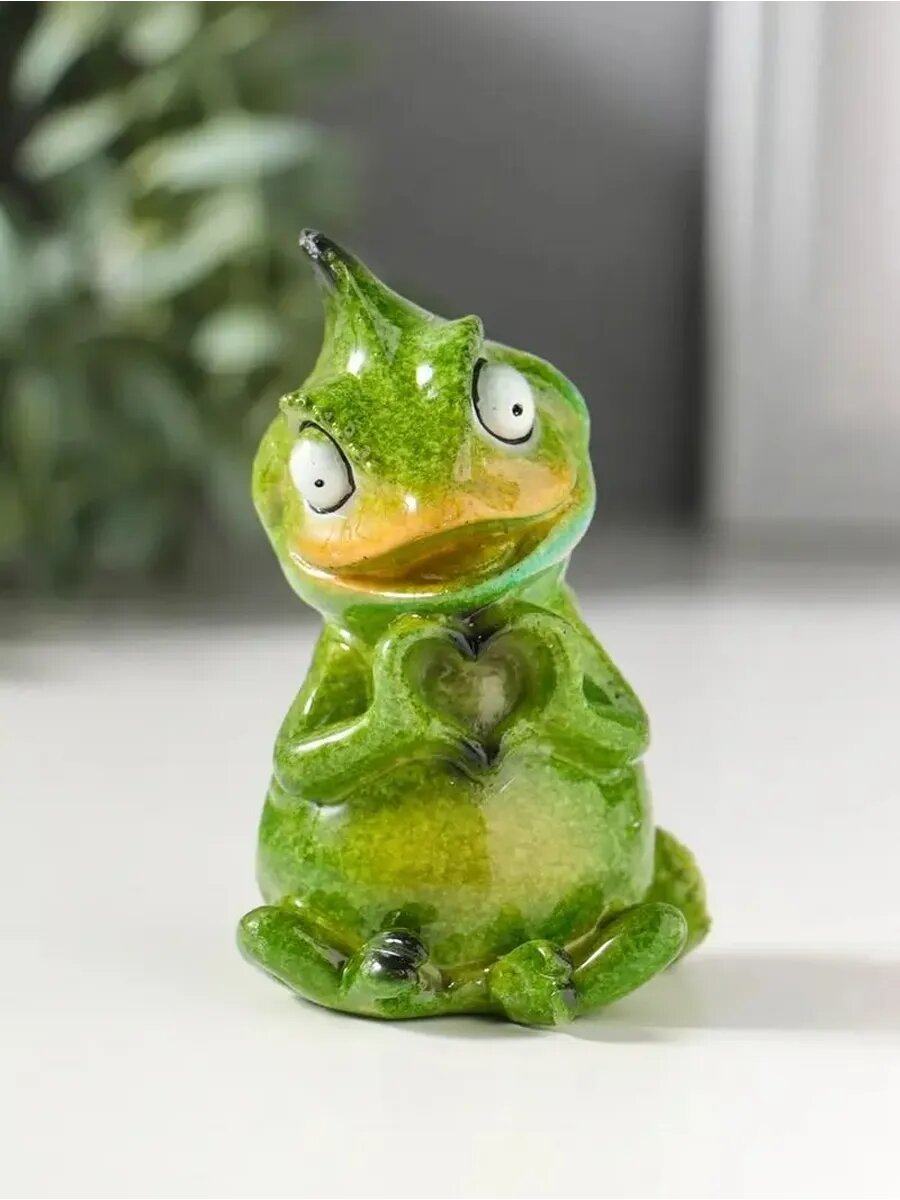 Зеленая фигурка хамелеона с сердечком