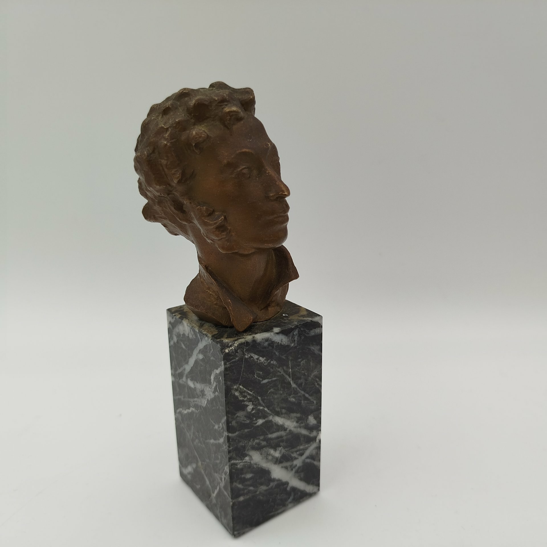 Бюст "А. С. Пушкин", скульптор Петросян, силумин, камень
