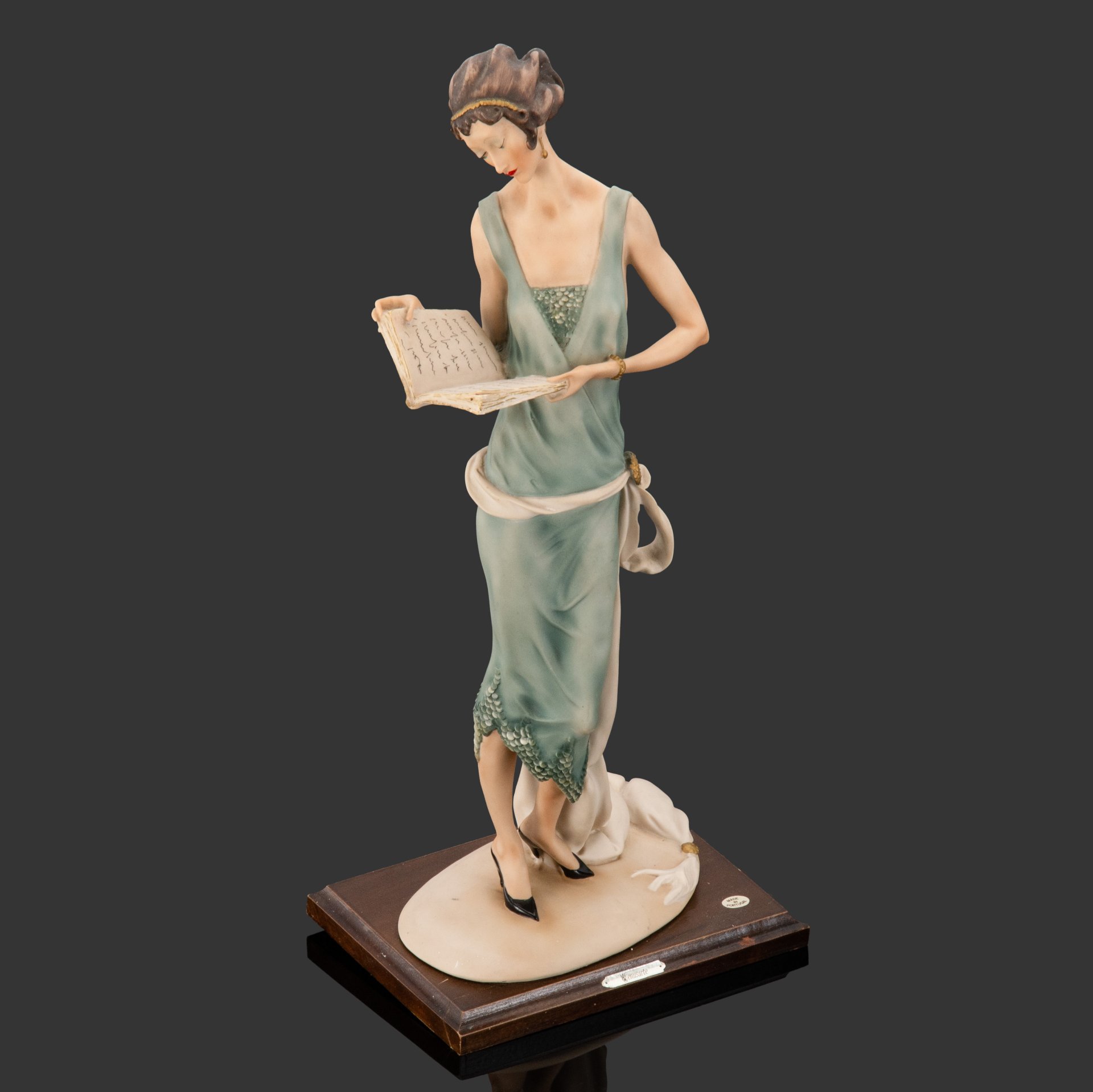 Статуэтка на деревянной подставке в стиле Art Deco? "Леди, читающая книгу", Venusarte