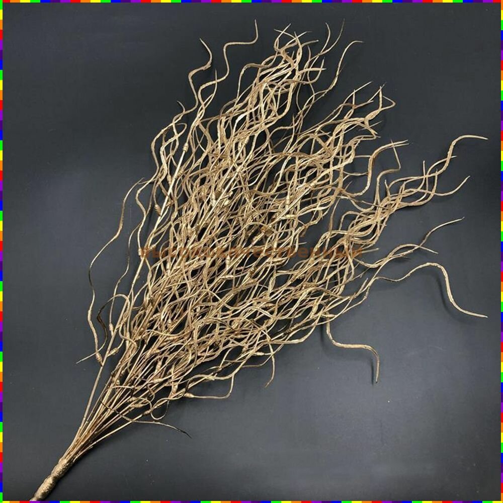 Цветущие ветви кораллового оттенка