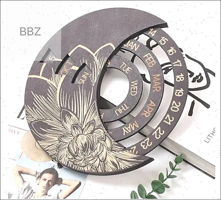 Вечный календарь интерьерный из дерева настенный с числами, месяцами, и днями недели с рисунком лотоса черный, подарок коллеге, начальнику, сотруднику.