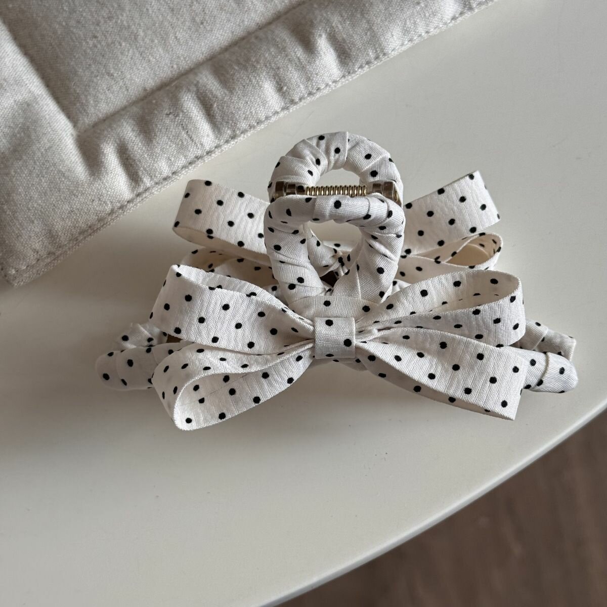 Заколка-зажим для волос Горошек : с бантом, черно-белая, для любого образа