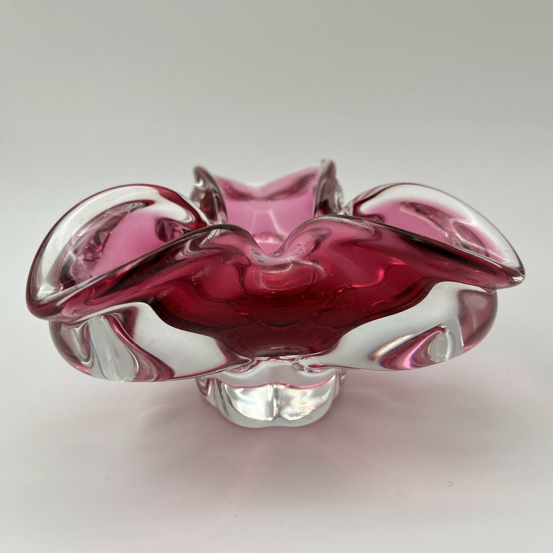 Пепельница розового оттенка, Хржибский стекольный завод (CHribska Glass), стекло